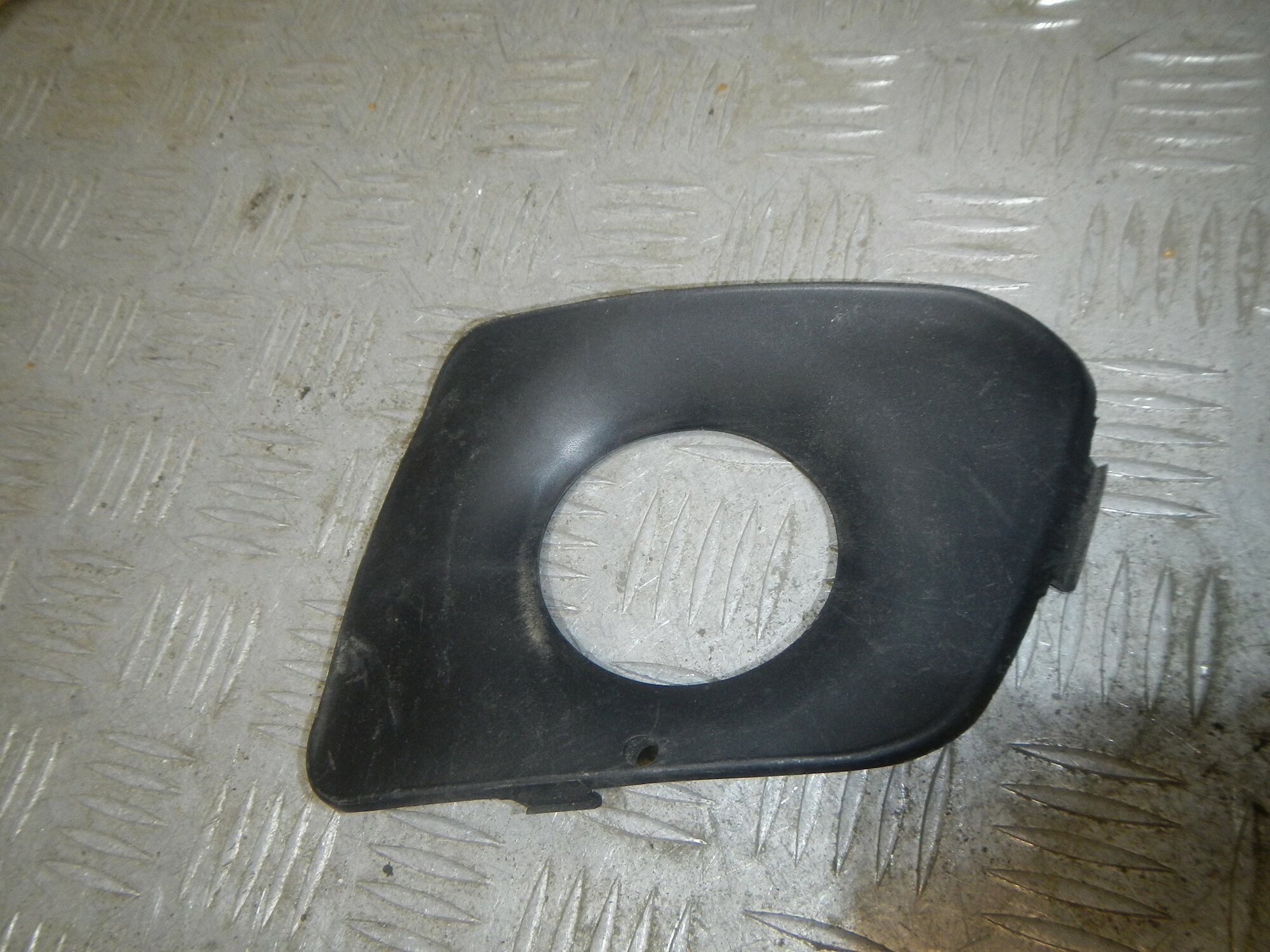 Б/У Рамка противотуманной фары левой, ВАЗ (VAZ)-LADA KALINA (калина) LADA KALINA (Калина) Дубликат, новая. 526365 LADA а...