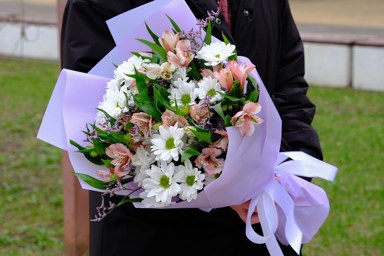 Букет из белой хризантемы и альстромерии "Дивный вечер"