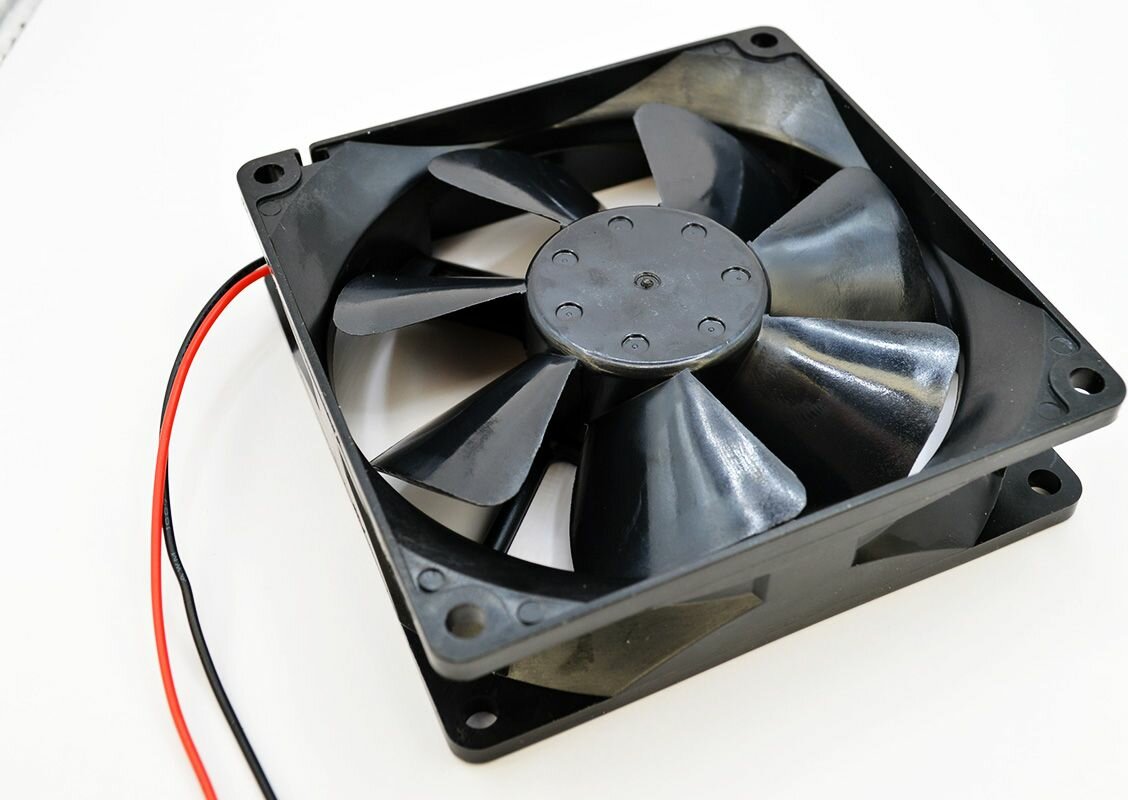 Вентилятор осевой ARCTEAC B0925SHPL Вентилятор осевой 92х92х25мм,12В DC 88куб. м/ч подшипник скольжения 3000об/мин 2 провода 1шт