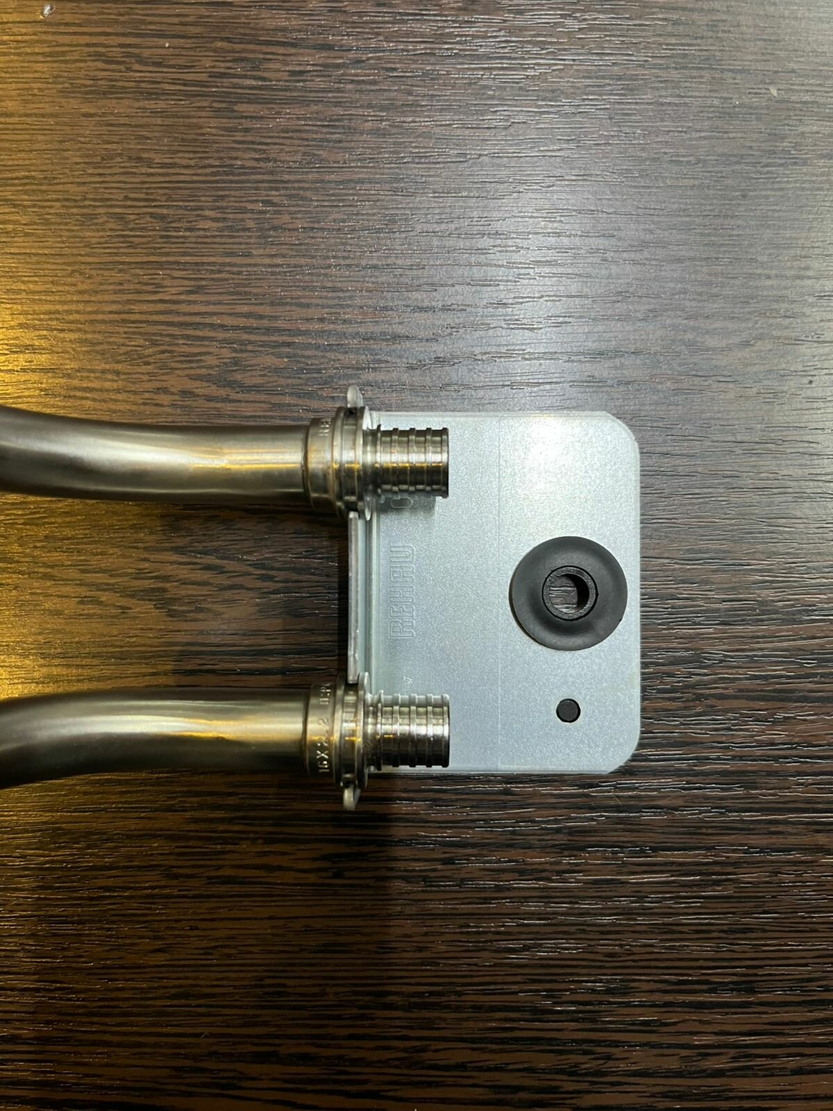 Комплект для нижнего подключения радиатора REHAU ( трубка Г-образная 2шт. и крепеж для трубок )