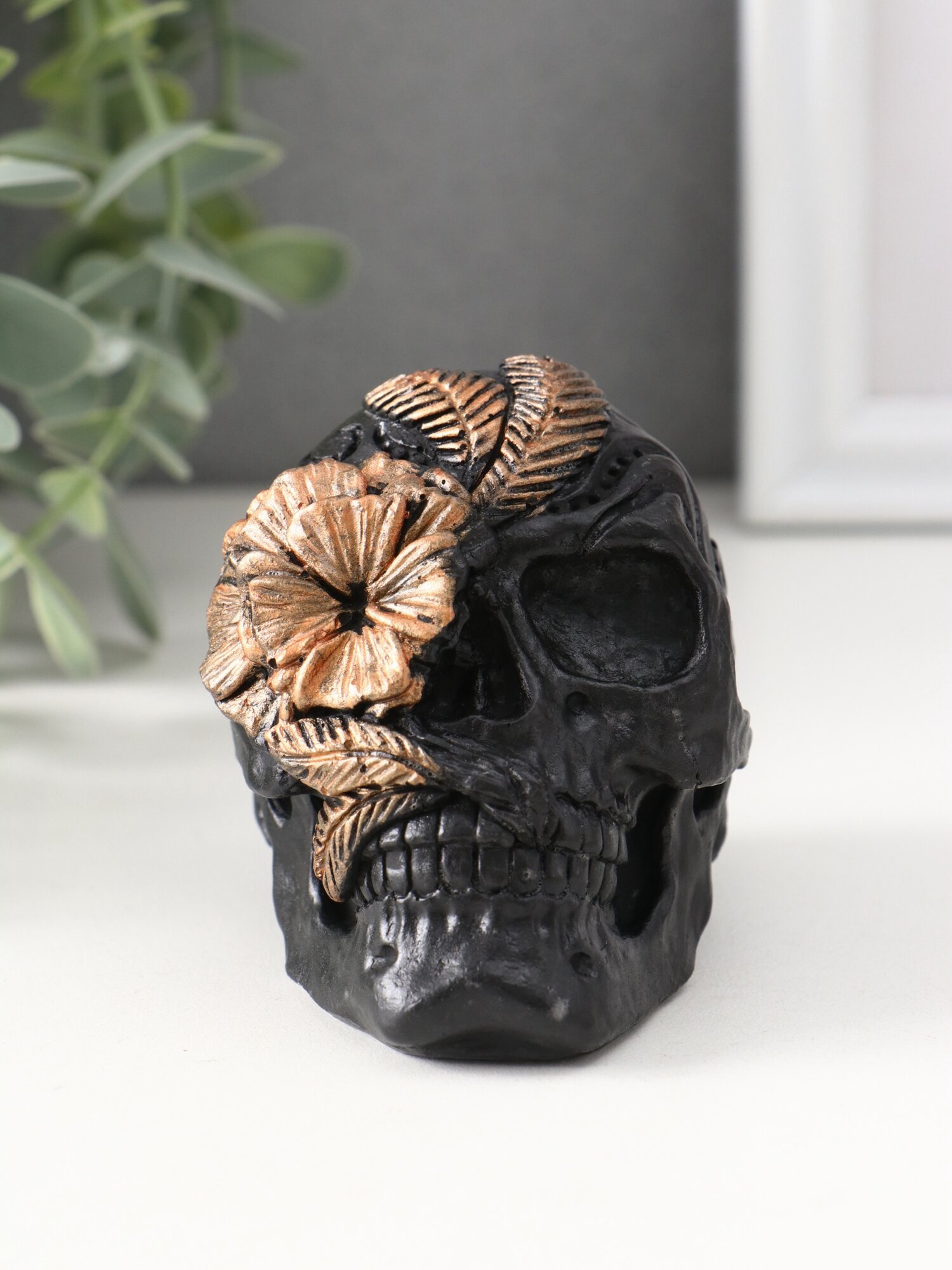 Фигурка гипс «Череп с цветком», 7×6×9 см, чёрная