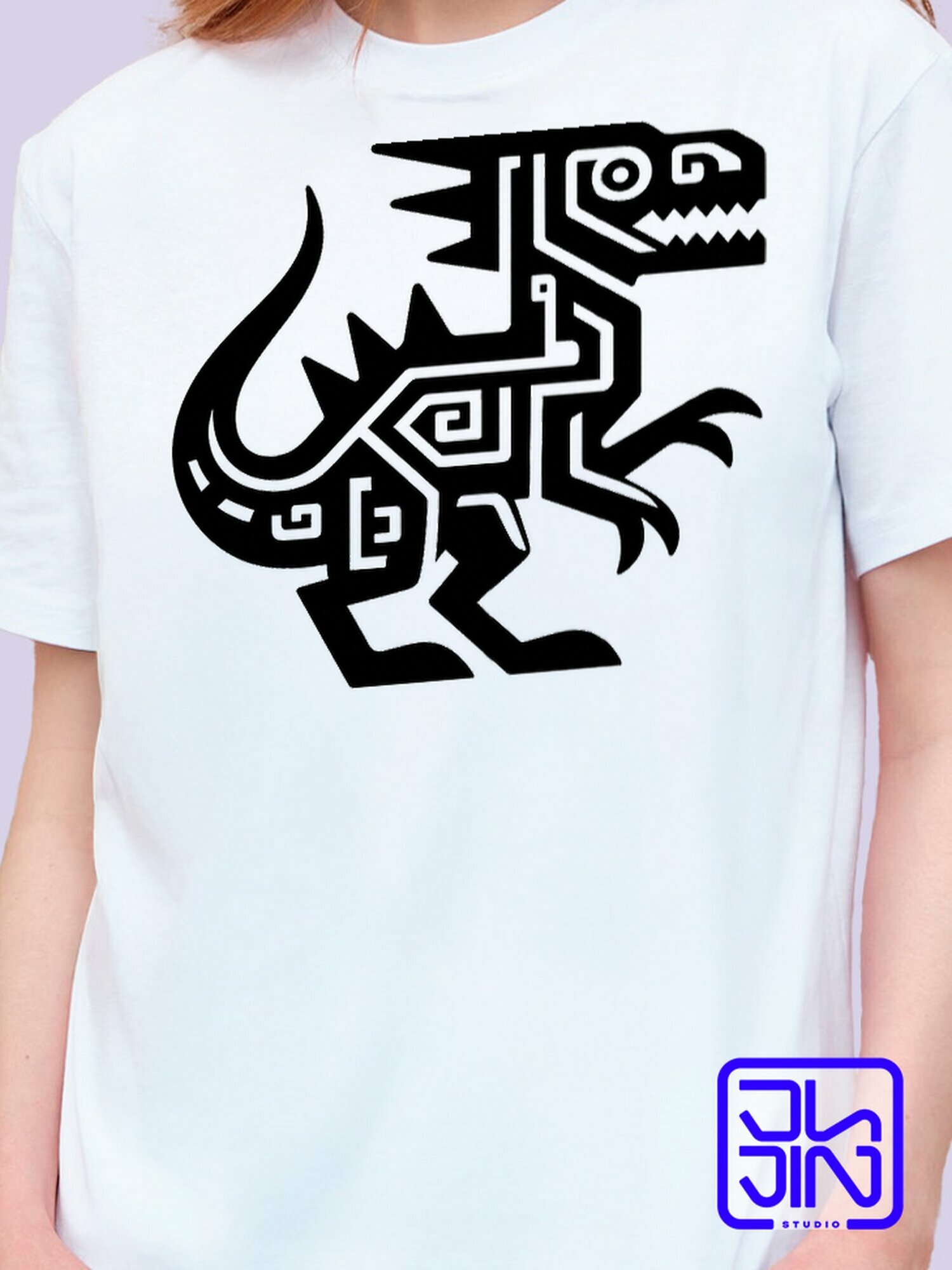 Футболка классическая женская с авторским принтом Черно-белый геометрический динозавр в трайбл этническом стиле граффити, белый хлопковый трикотаж с прикольным рисунком на груди