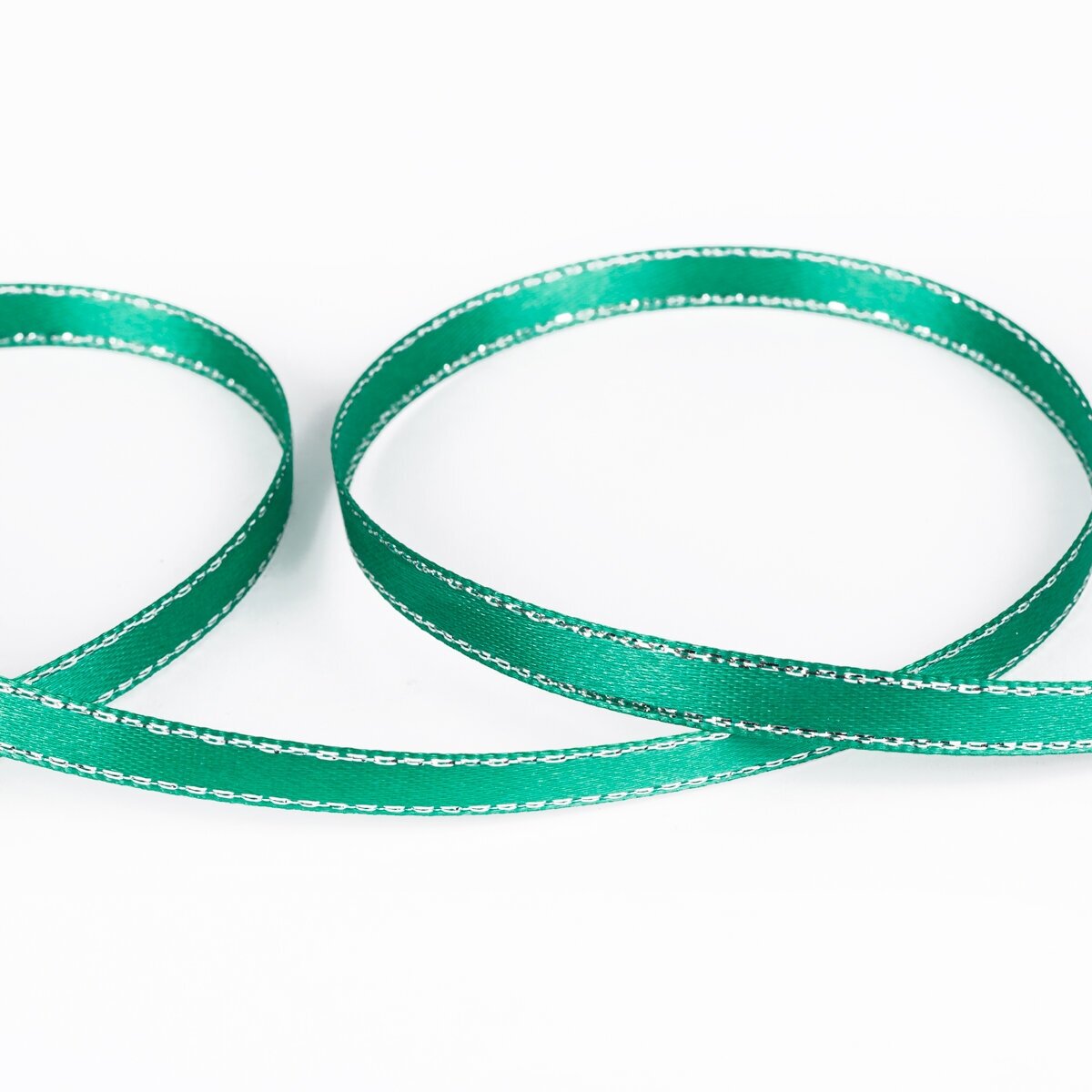 Лента атласная 6 мм "Gamma" AL-6M двухстор. с металл. нитью 33 м №016 зелёный/серебро