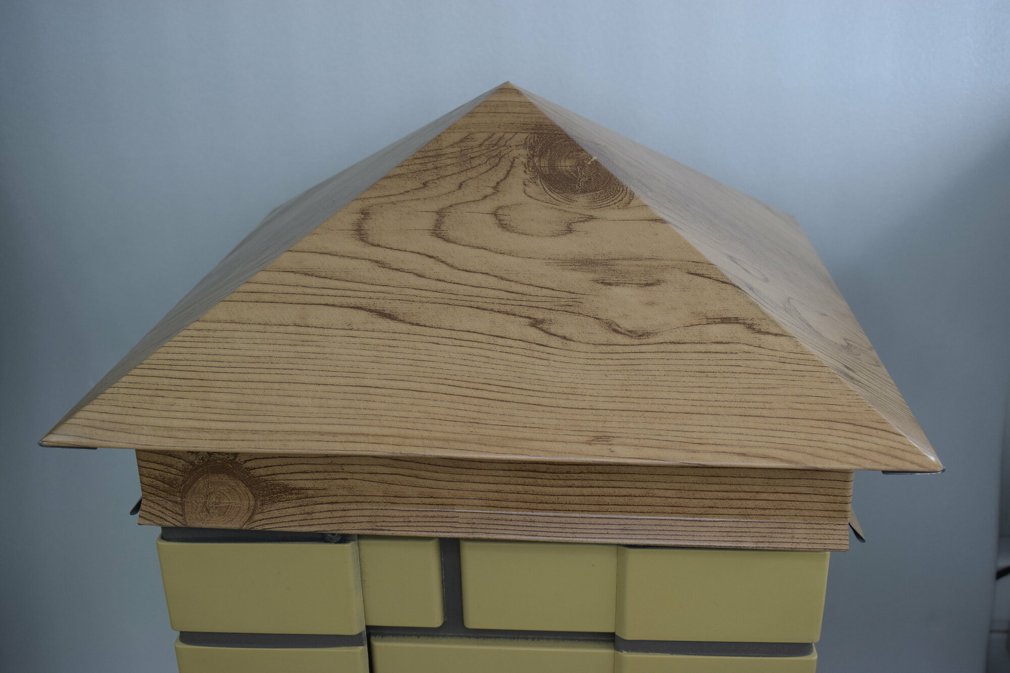 Металлический колпак на столб орех