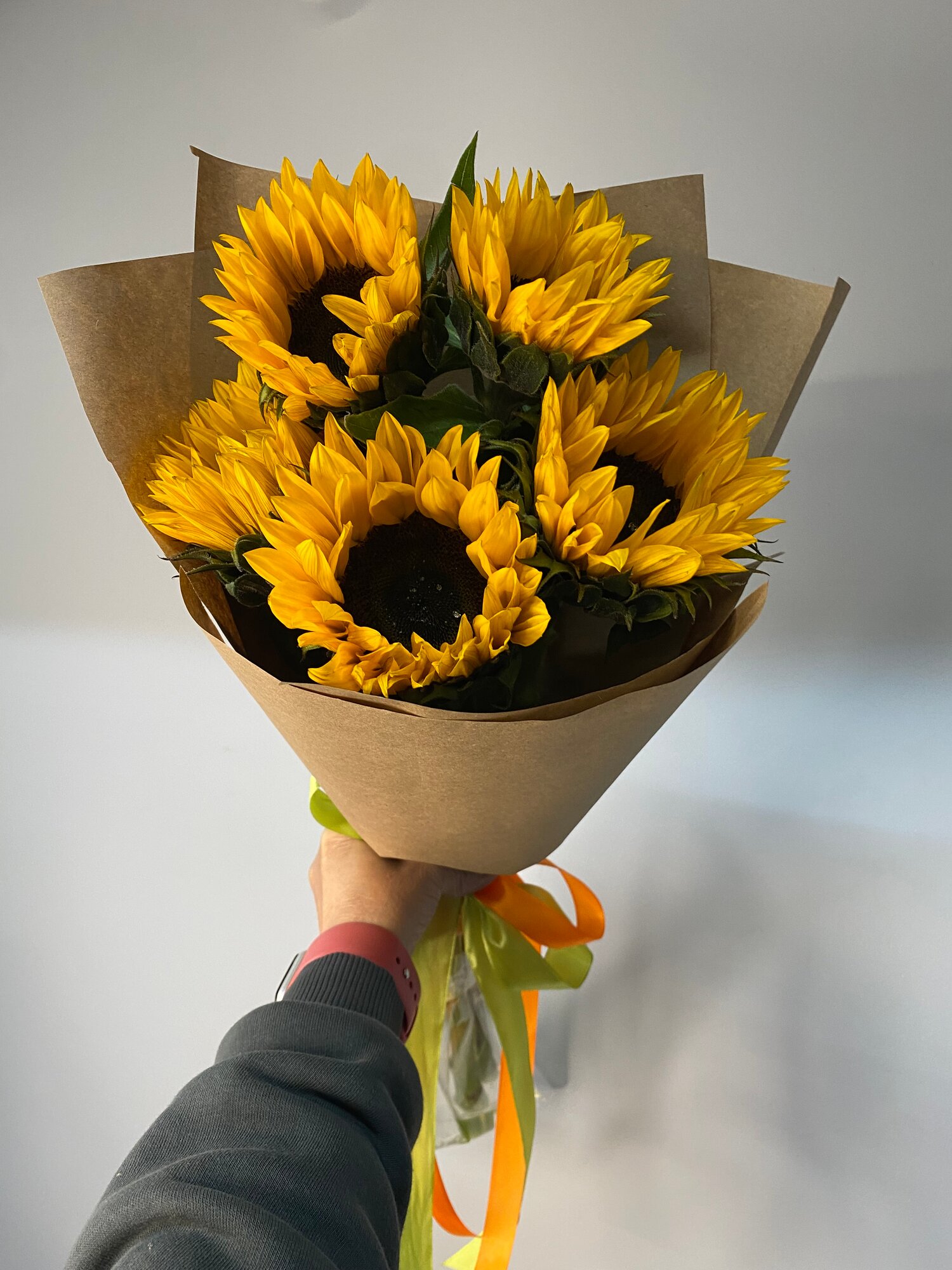 Монобукет в крафт-бумаге под ленту, подсолнухи, на стеблях, цвет желтый, 5 цветов