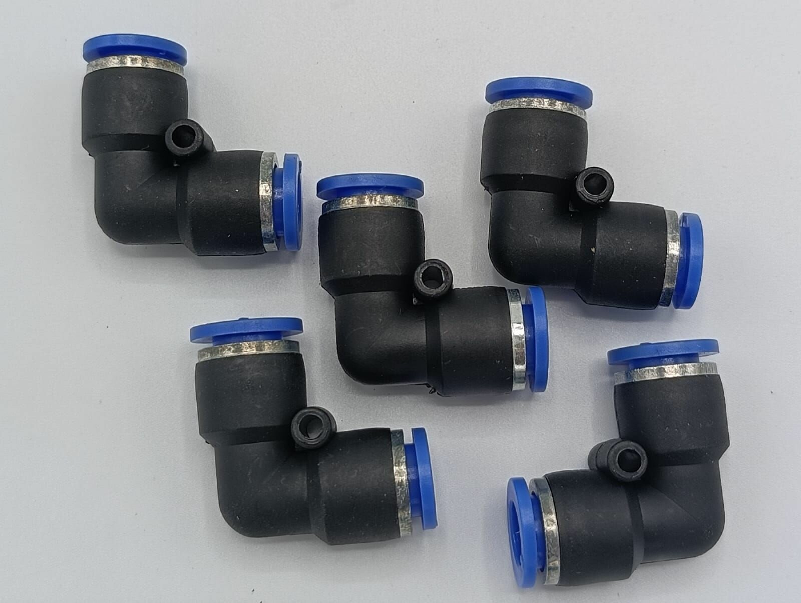 Фитинг угловой цанговый пневматический 8 мм (5 штук)