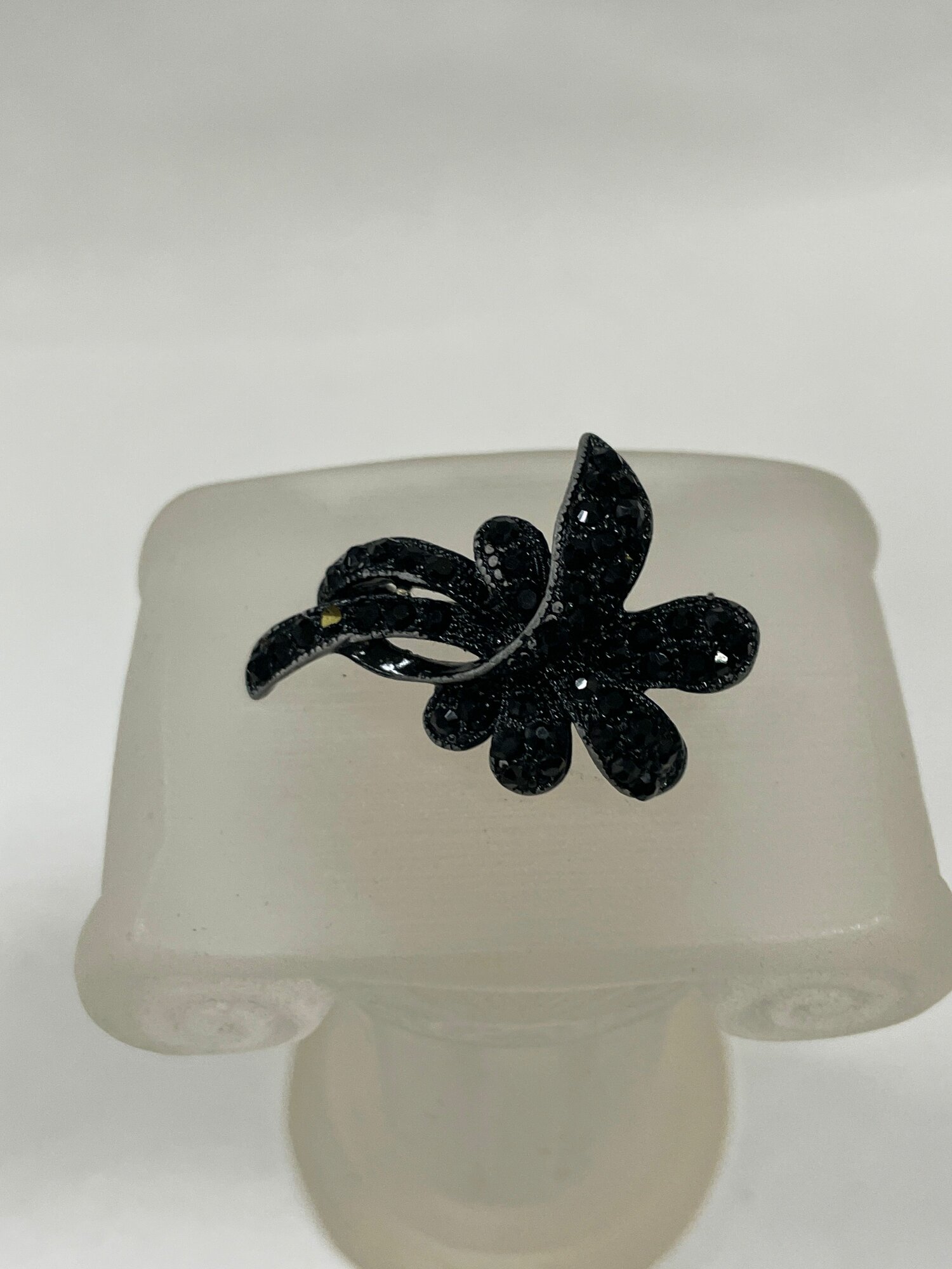 Брошь черный цветок под винтаж