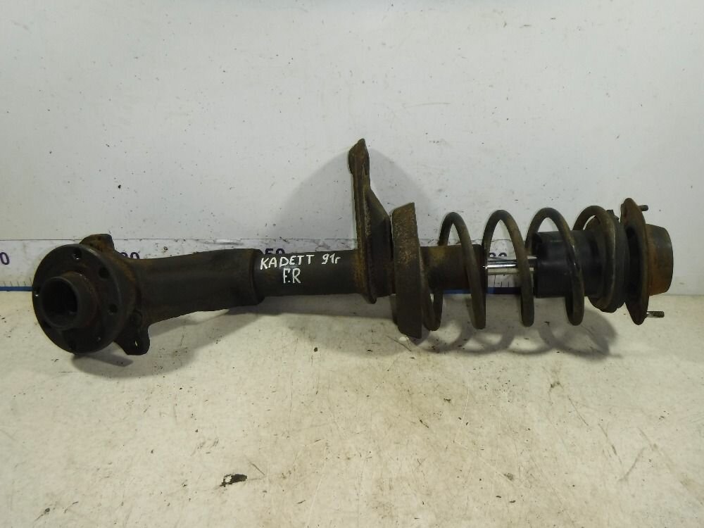 Стойка амортизатора переднего правого Opel Kadett