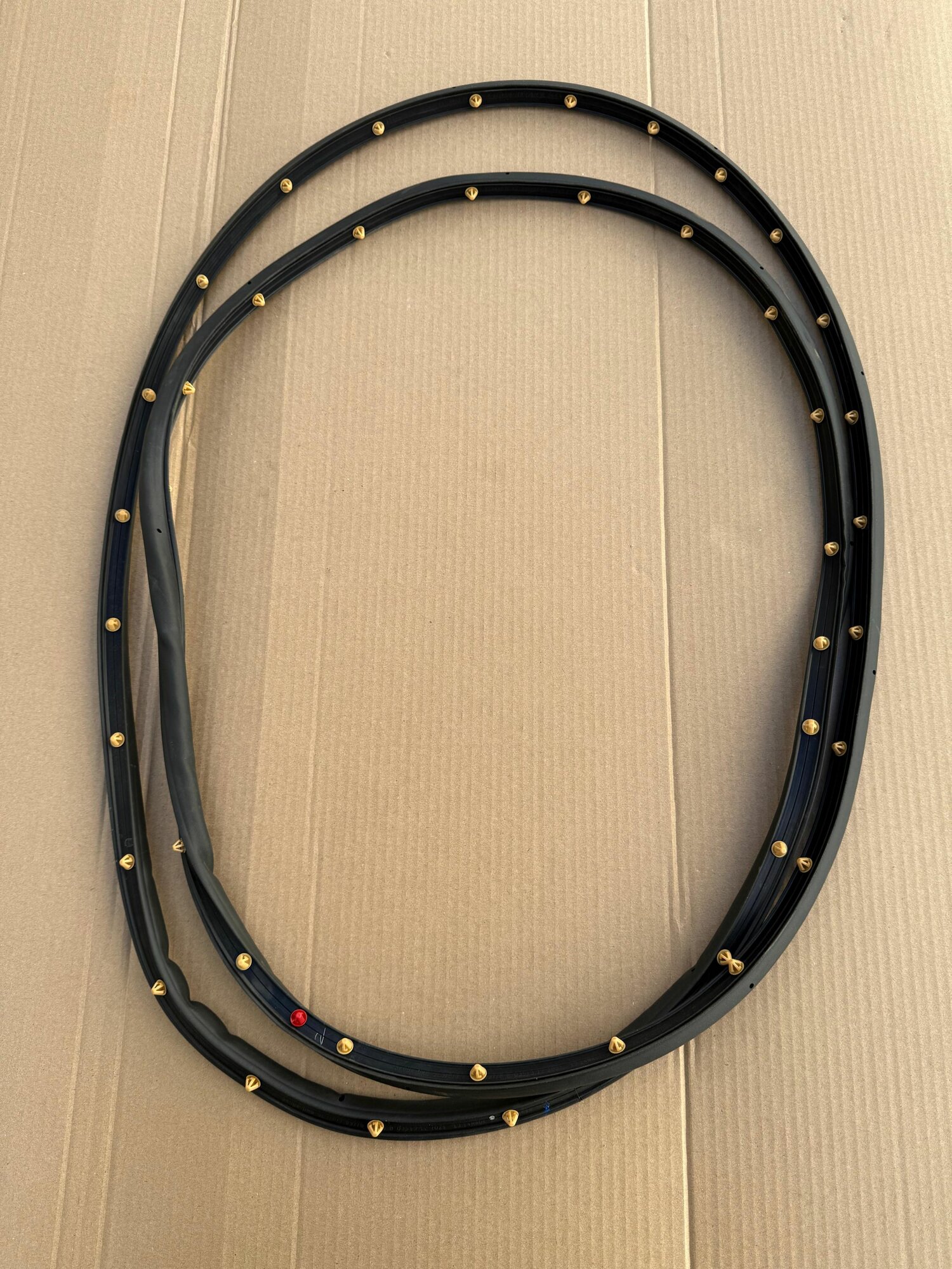 Уплотнитель двери Skoda Octavia A8 оригинал новый, наружный черный