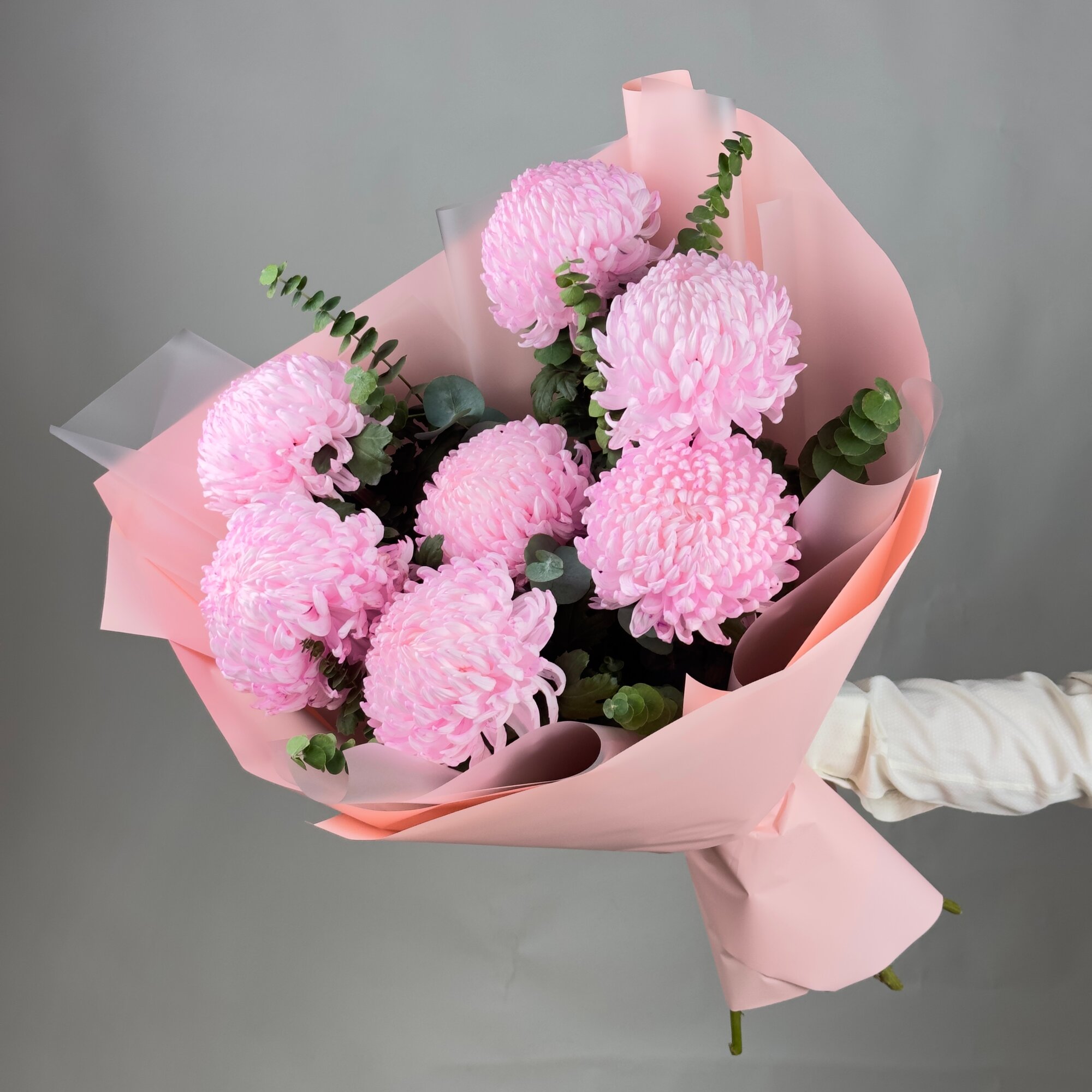 Букет цветов из 7 розовых одноголовых хризантем Бигуди