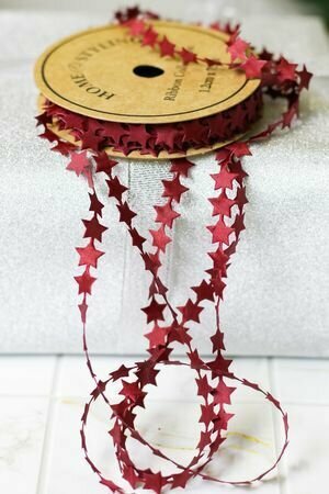 Лента для декорирования арболь: звёзды, полиэстер, красная, 1,2 см х 7,5 м, Koopman International CAA811870-3