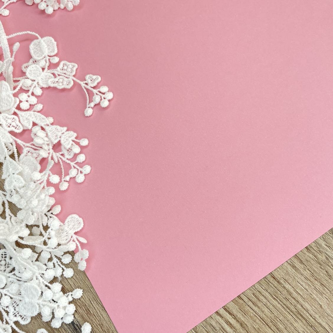 Дизайнерская бумага с содержанием вторичных волокон, цвет розовый, плотность 170 гр, размер 35*40 см
