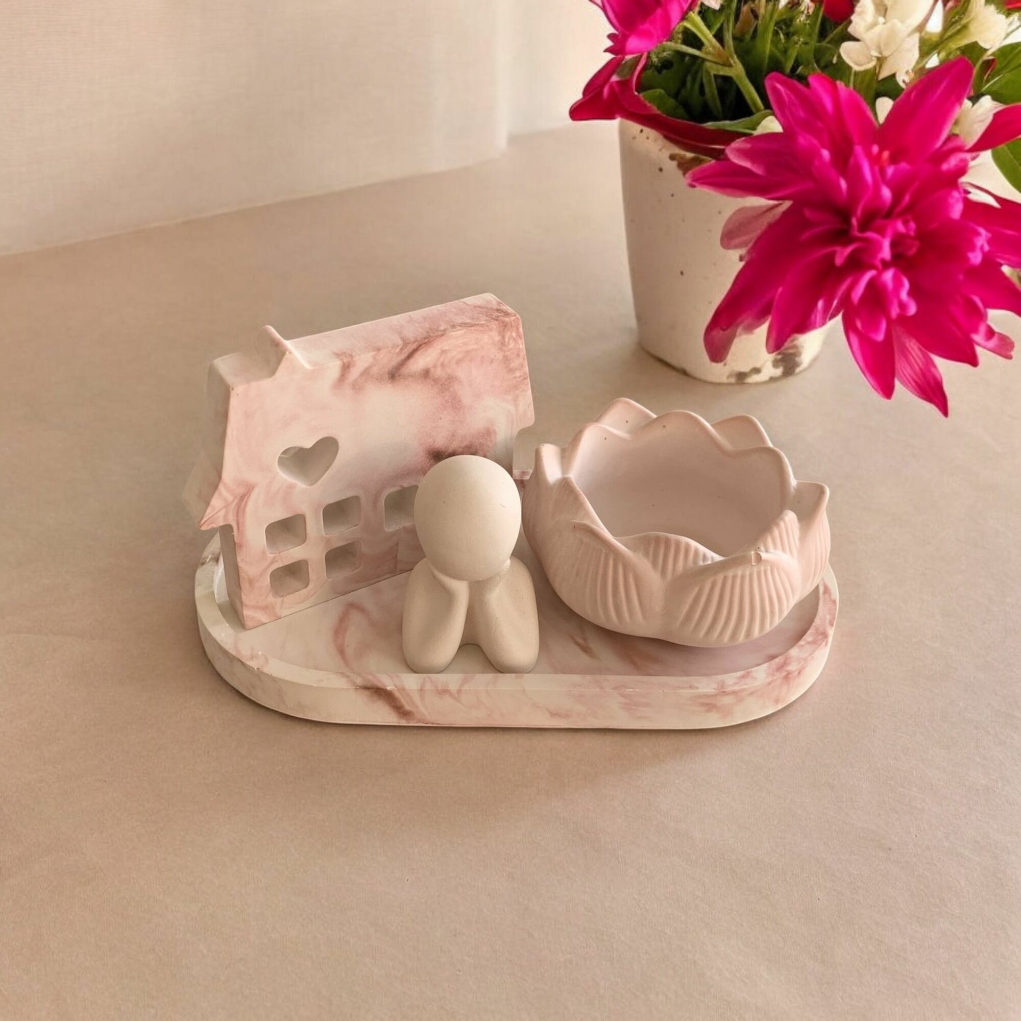 Изделие из гипса (домик, малыш, лотос, поднос) бежевый мрамор.