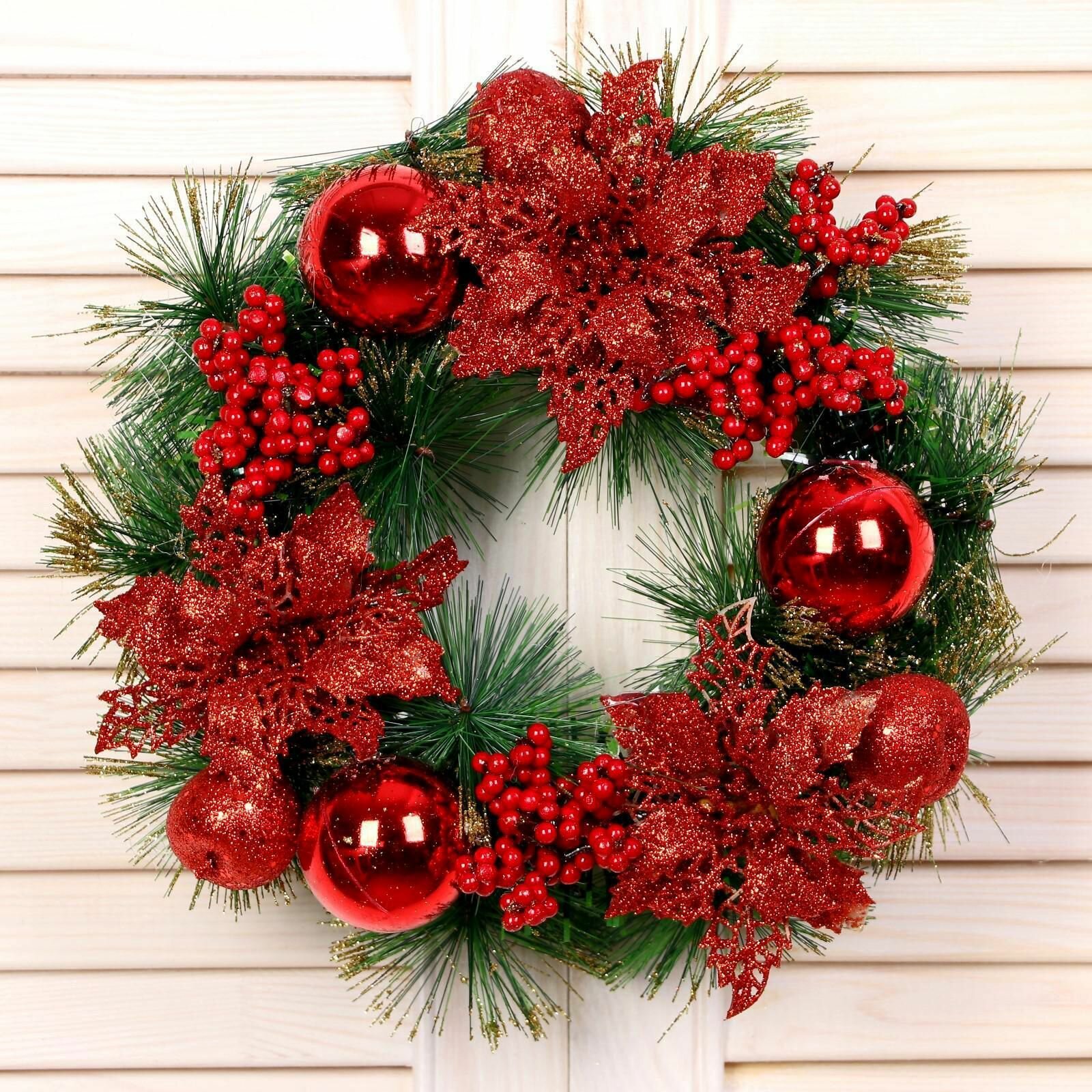 Новогодний венок "Красные ягоды и шарики" 25 см, красивый зелёный уличный венок, рождественское декоративное украшение на дверь для дома на Новый год