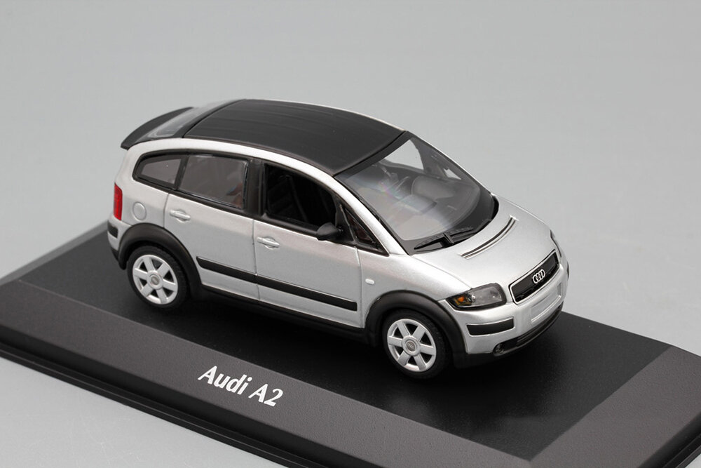 Модель коллекционная MAXICHAMPS Audi A2 2000 silver — фото 1