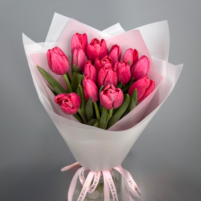 Букет из 15 малиновых тюльпанов в стильной упаковке. «365 Поводов» - живые цветы с доставкой