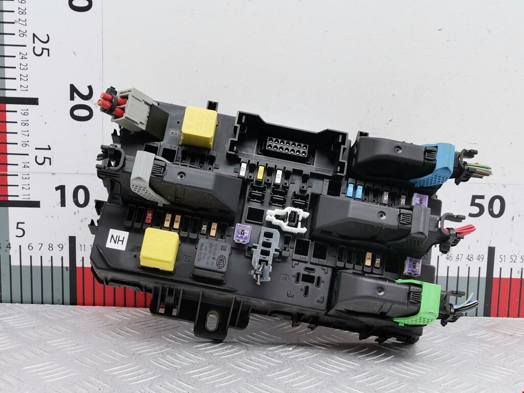 Блок предохранителей Opel Astra H 13220829 арт. 1886308