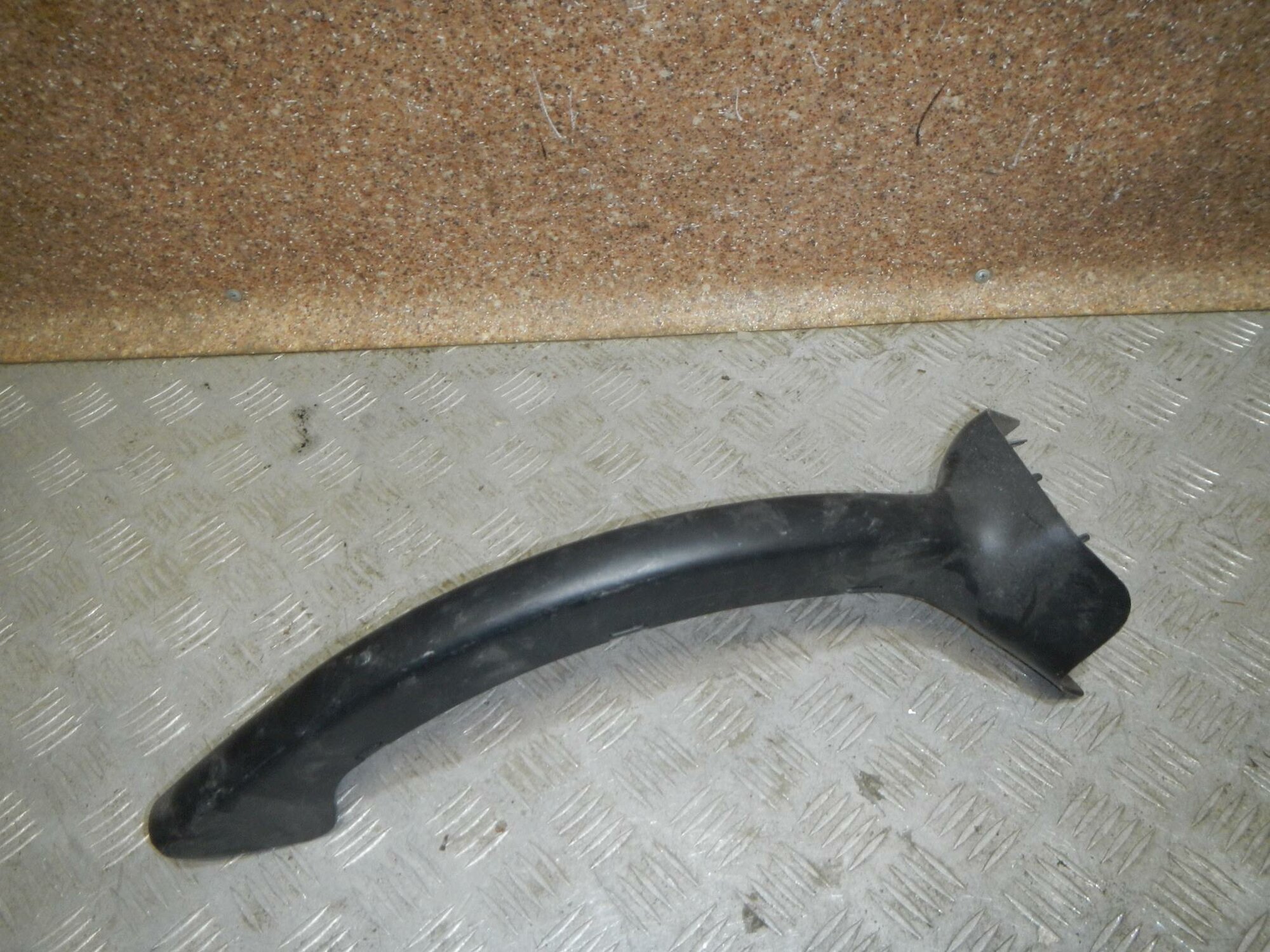 Б/У Накладка (кузов внутри), Audi (Ауди)-A8 (D4) (11-18) AUDI A8 (D4) (11-18) левой петли багажника Царапины. 502714 VAG ...