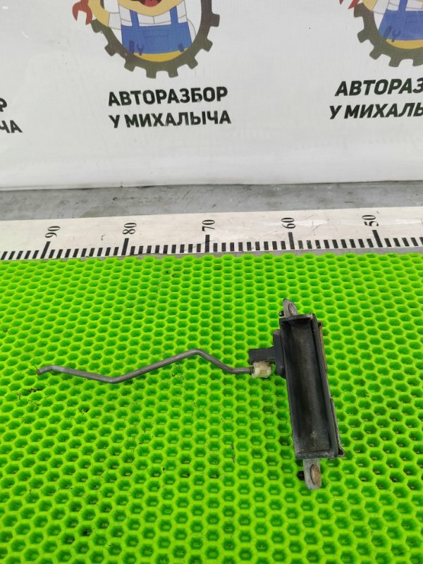 Ручка крышки багажника задняя Mazda Demio DY 2002- D35062410B