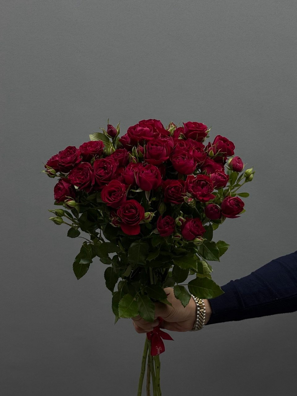 Букет красных кустовых роз 5 штук, от "Exotica flowers", размер XS Высота 60 см