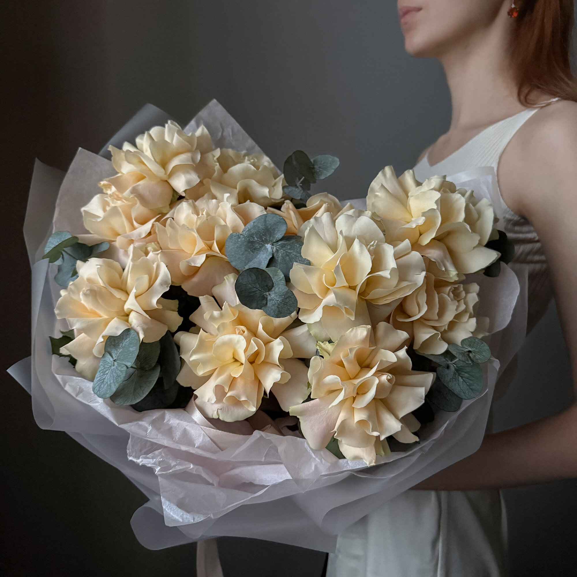 Нежный букет с кремовыми французскими розами и эвкалиптом в авторской упаковке, размер M,11шт. Veresk878