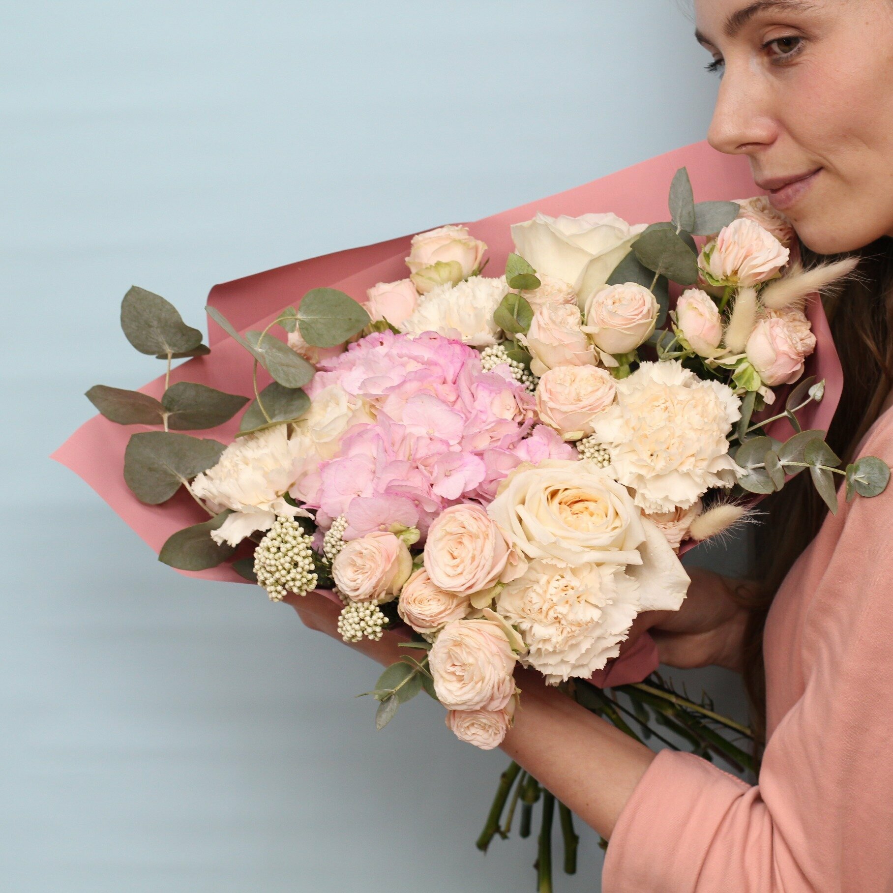 Букет 23 с садовой розой О'Хара, пионовидной розой бомбастик и гортензией