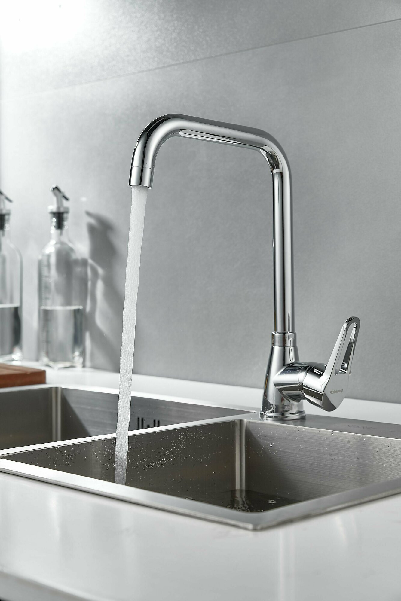 Смеситель для кухни Rainsberg однорычажное управление. Поворотный излив, на гайке. Гибкая подводка. Высота смесителя 310 мм. Материал силумин.