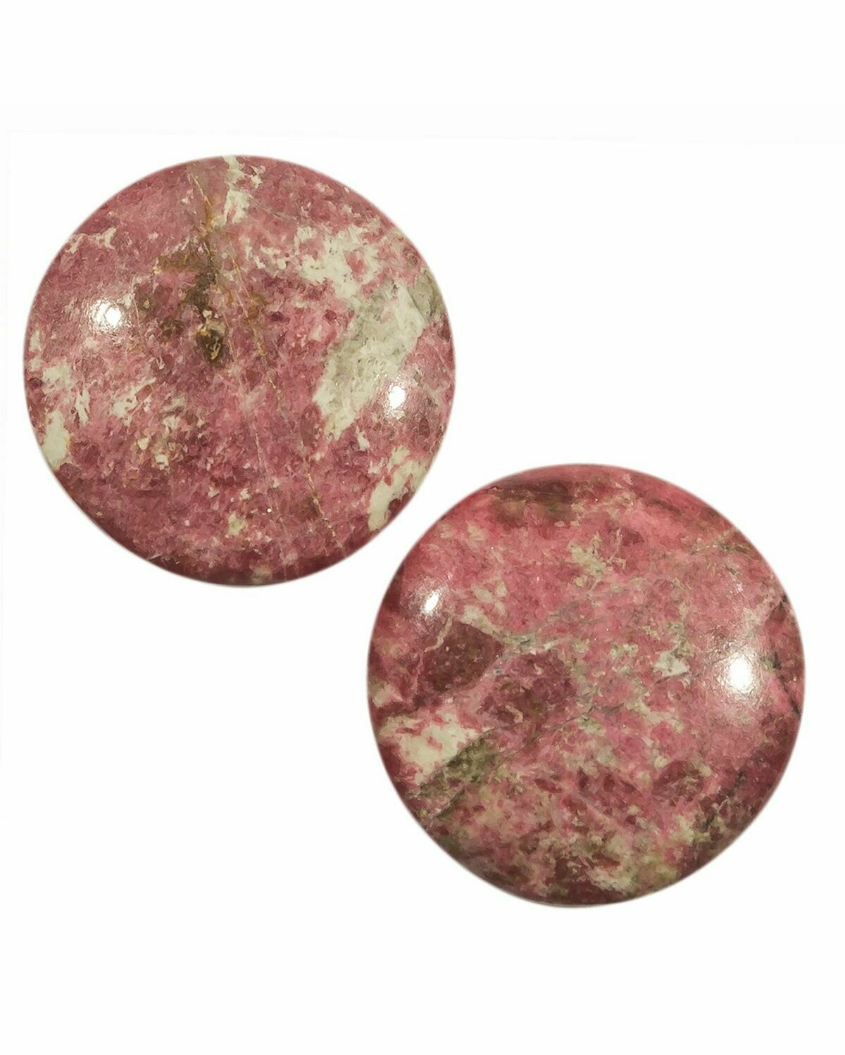 Пара кабошонов из темного тулита размером 17х17х3 мм.