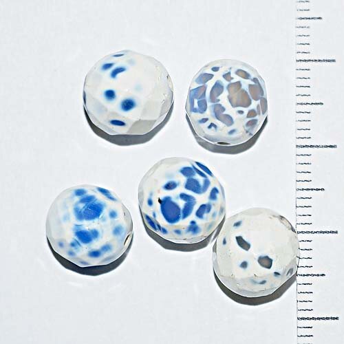 Натуральная бусина Агат белый с синим 0009068 шарик граненый 10 мм, цена за 4 шт.