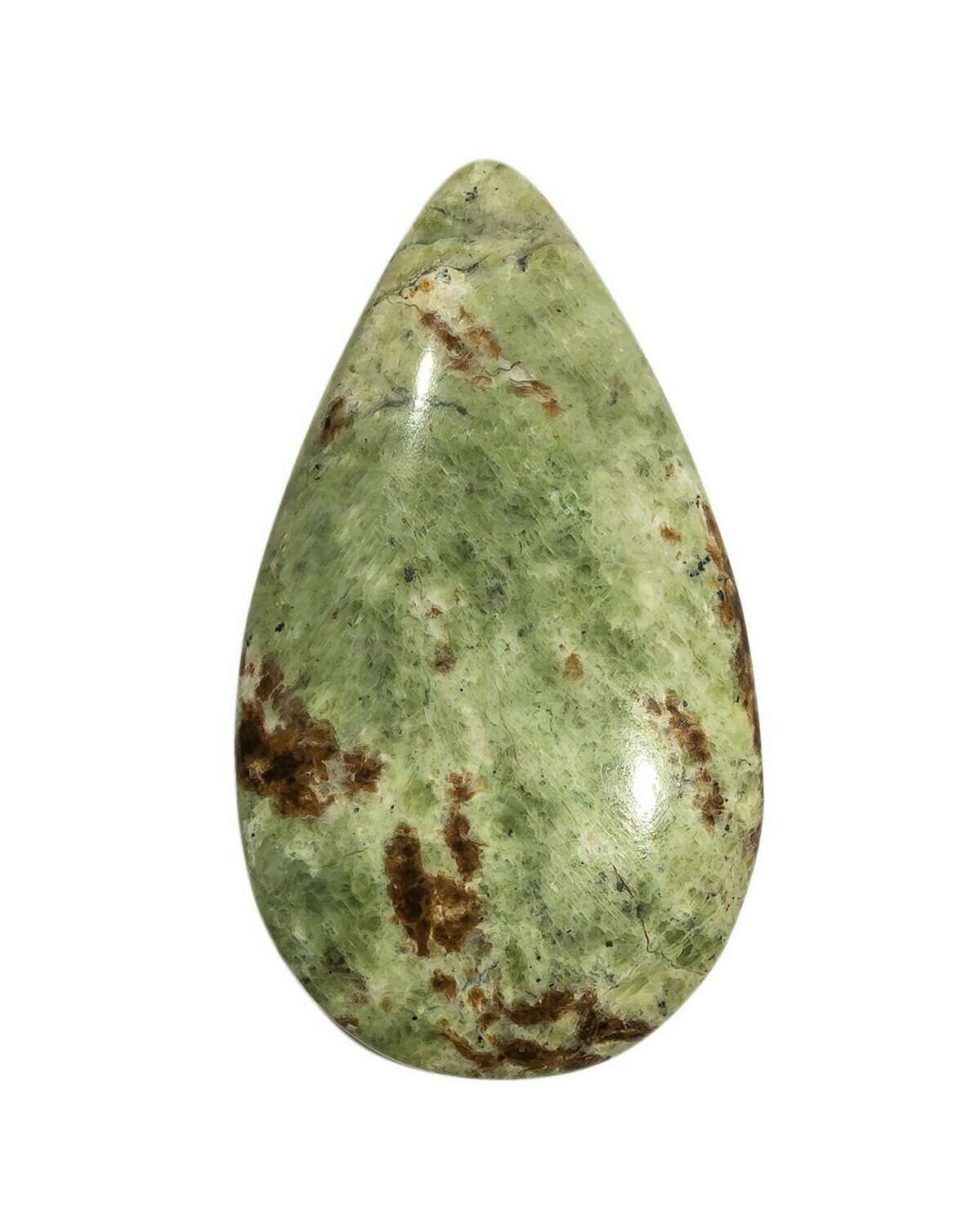 Кабошон из хромдиопсида размером 43х24х5 мм.