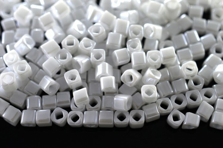 Бисер японский TOHO Cube кубический 3мм #0121 белый, глянцевый непрозрачный, 5 грамм