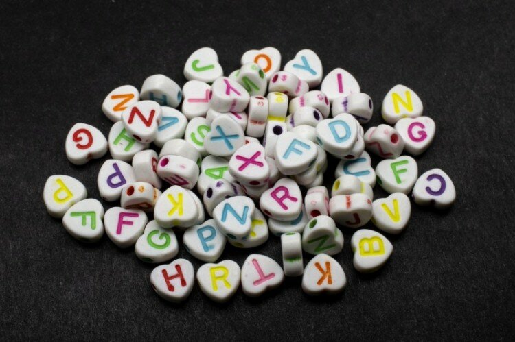 Бусины Сердце с буквами 7х7х3мм, отверстие 1,5мм, цвет белый/разноцветный, 540-128, 10г (около 80шт)