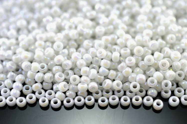 Бисер японский TOHO круглый 11/0 #0401 белый, радужный непрозрачный, 10 грамм