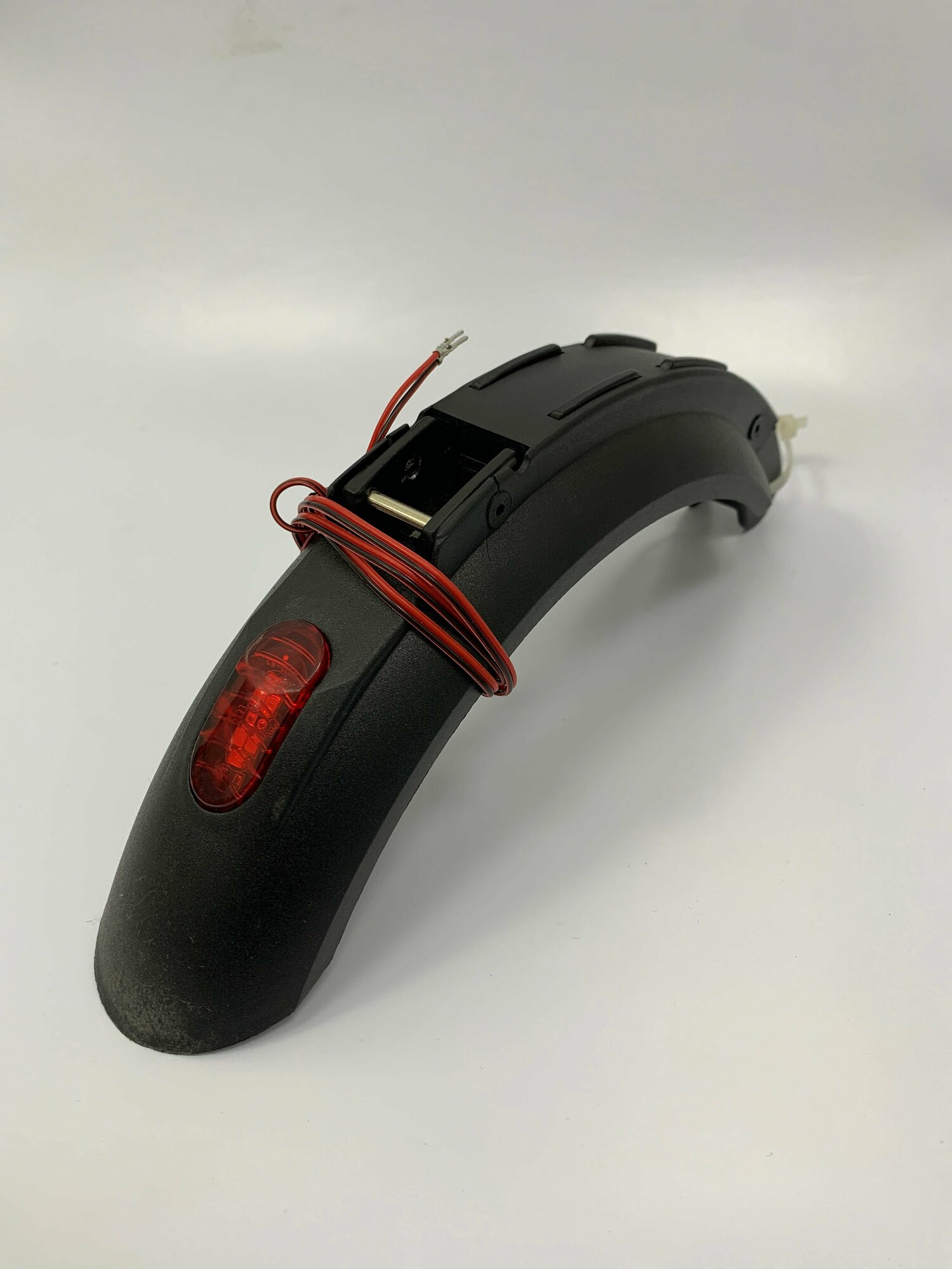 Крыло заднее с тормозной колодкой и габаритом для электросамоката Kugoo S3