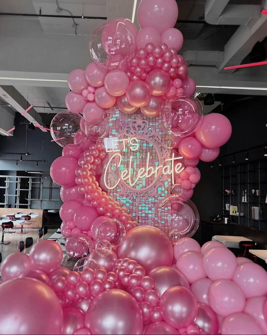 Розовая фотозона из шаров и пайеток «Давайте праздновать»