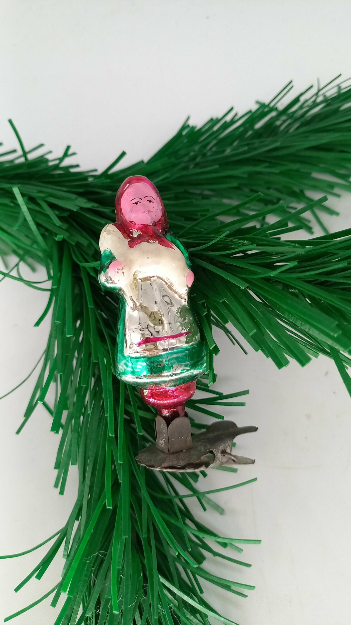 Винтажная советская ёлочная игрушка на прищепке Сестрица Алёнушка, стекло, СССР