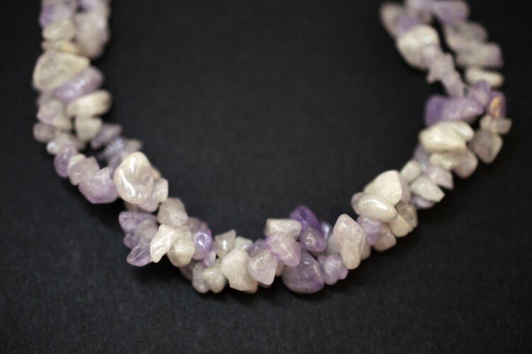 Каменная крошка Аметист около 6-10х4-6х2-5мм, отверстие 0,8мм, оттенок сиреневый, 522-032, 1 нить (около 19см, около 60шт)