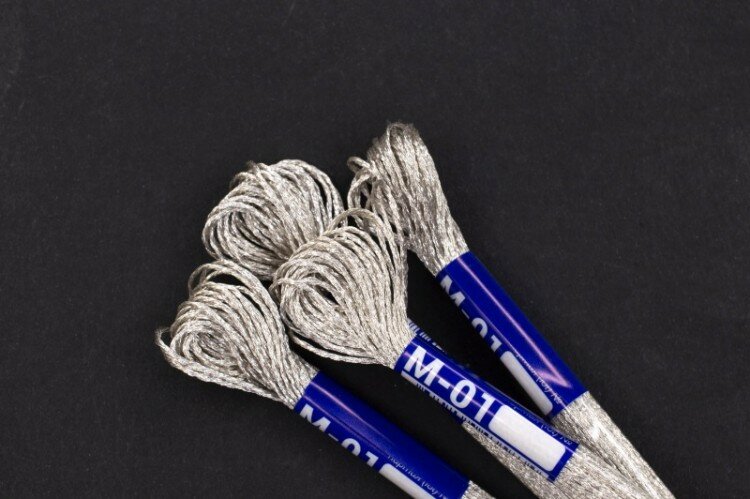 Металлизированные нитки мулине, цвет М-01 серебро, 100%полиэстер, 8м, 1шт