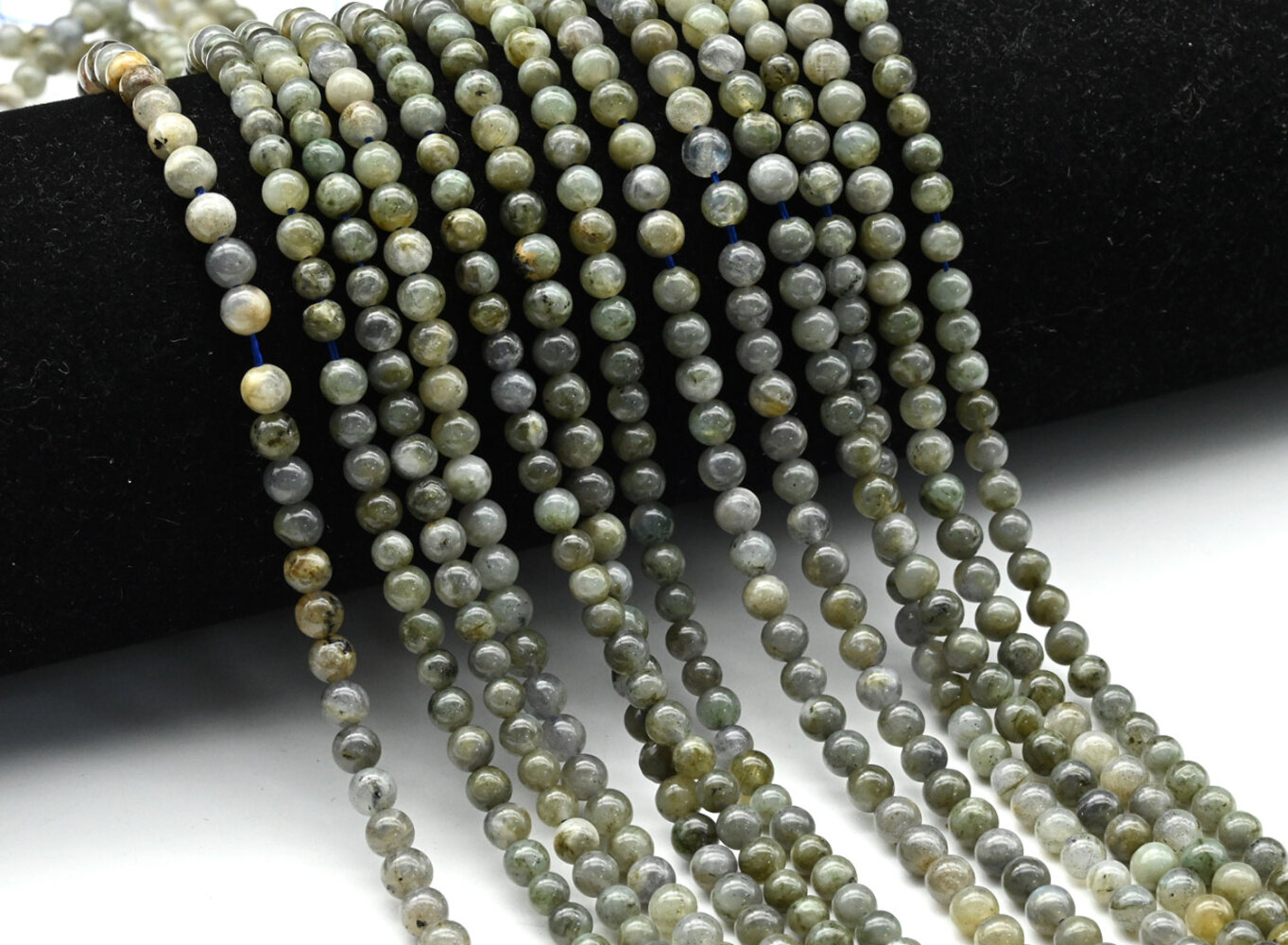 Бусины из лабрадора шарик 4,5мм, 38см, 89 бусин .