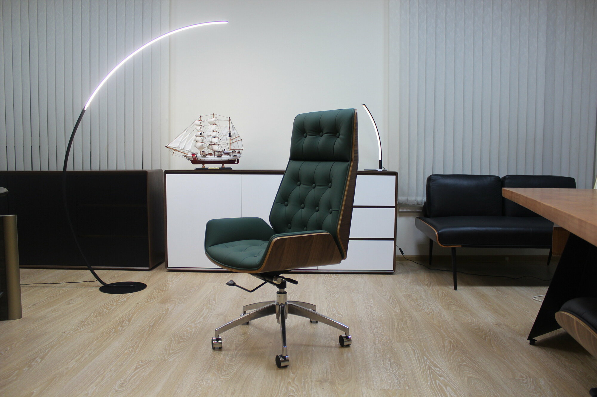 Зеленое кресло руководителя Shark Patio с каретной стяжкой (Chester)