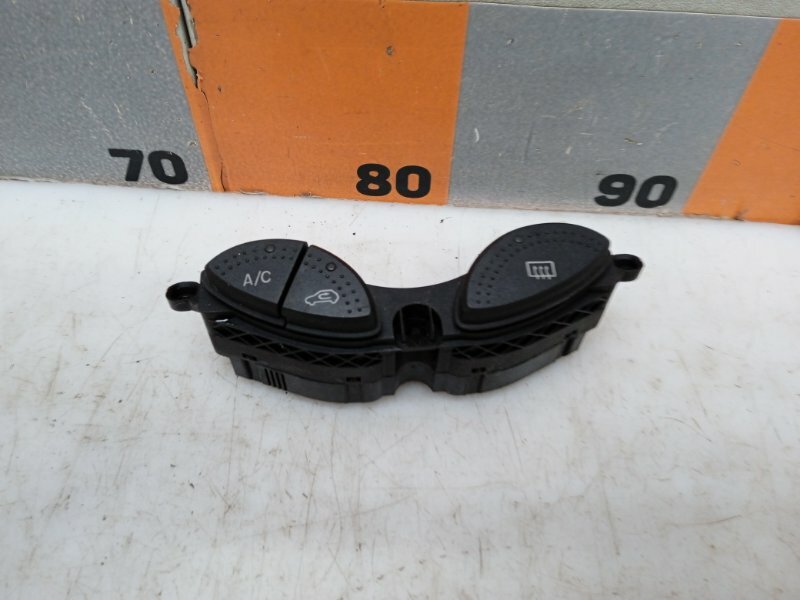 Б/У кондиционера, обогрева стекла, рециркуляции воздуха, Форд Фокус 1 Блок кнопок Ford Focus 2004 1 297375 FORD арт. 3M5119...