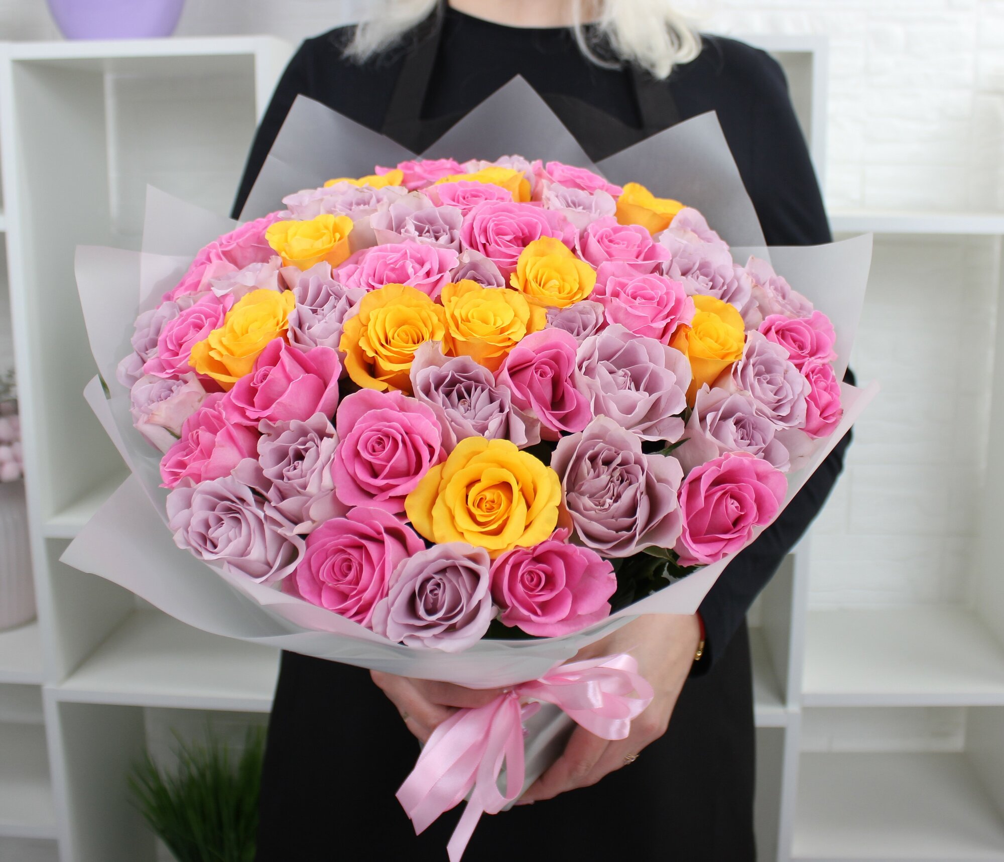 Монобукет THE FLOREAL разноцветная роза 51 штука, высота 40 см, с бантом