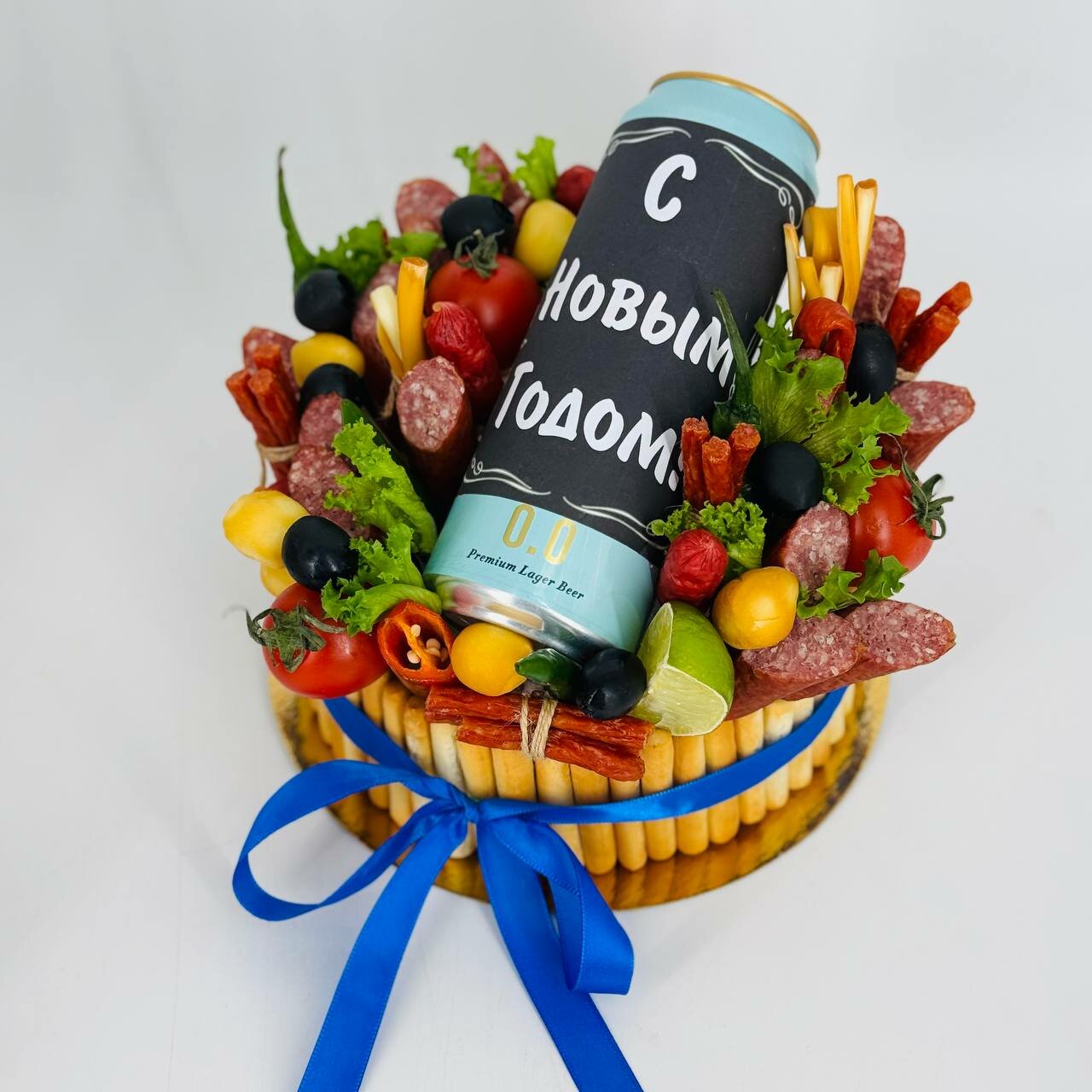 Подарок на Новый год. Бенто тортик колбасный с пивом