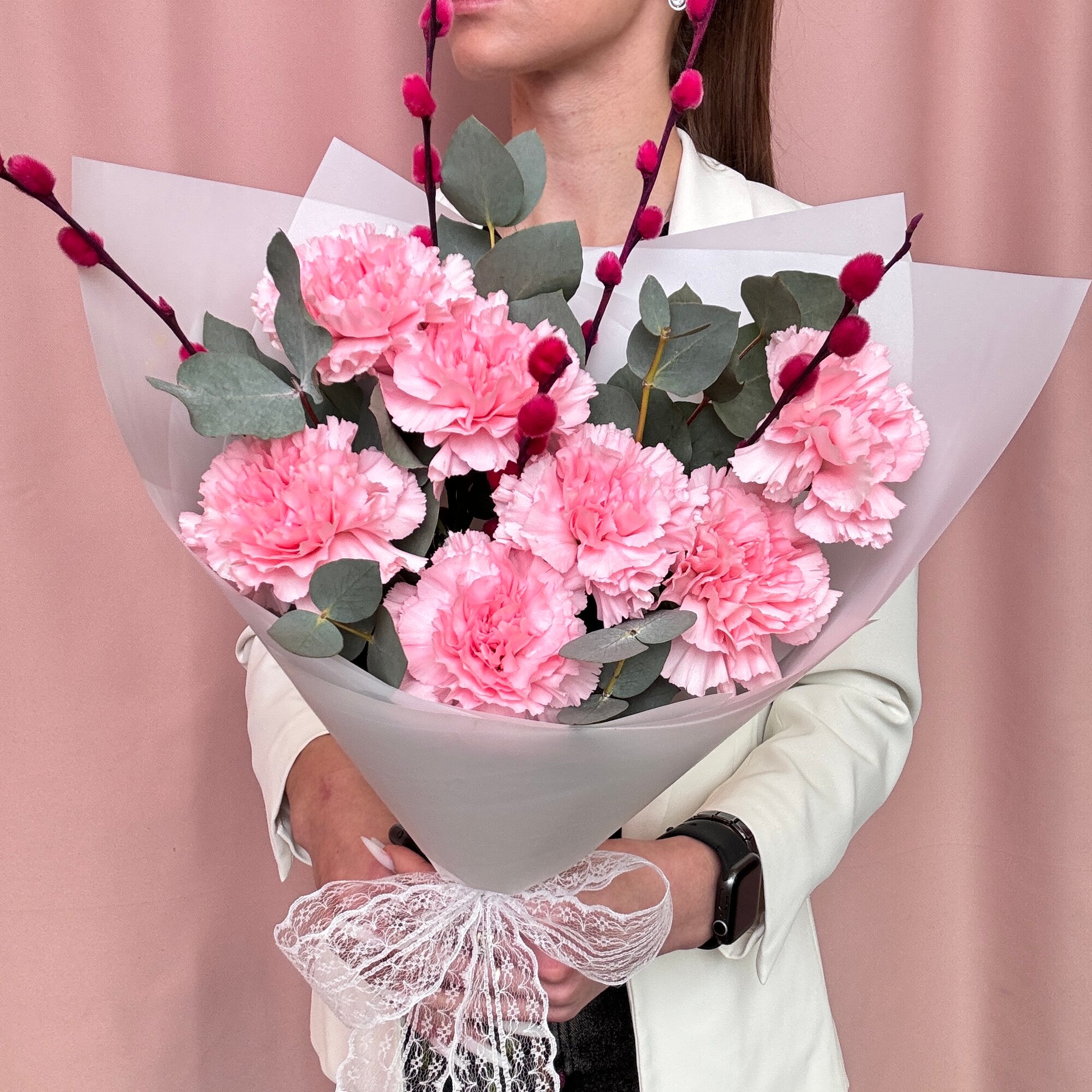 Букет гвоздик с натуральной вербой, эвкалиптом в упаковке, Ver Flowers