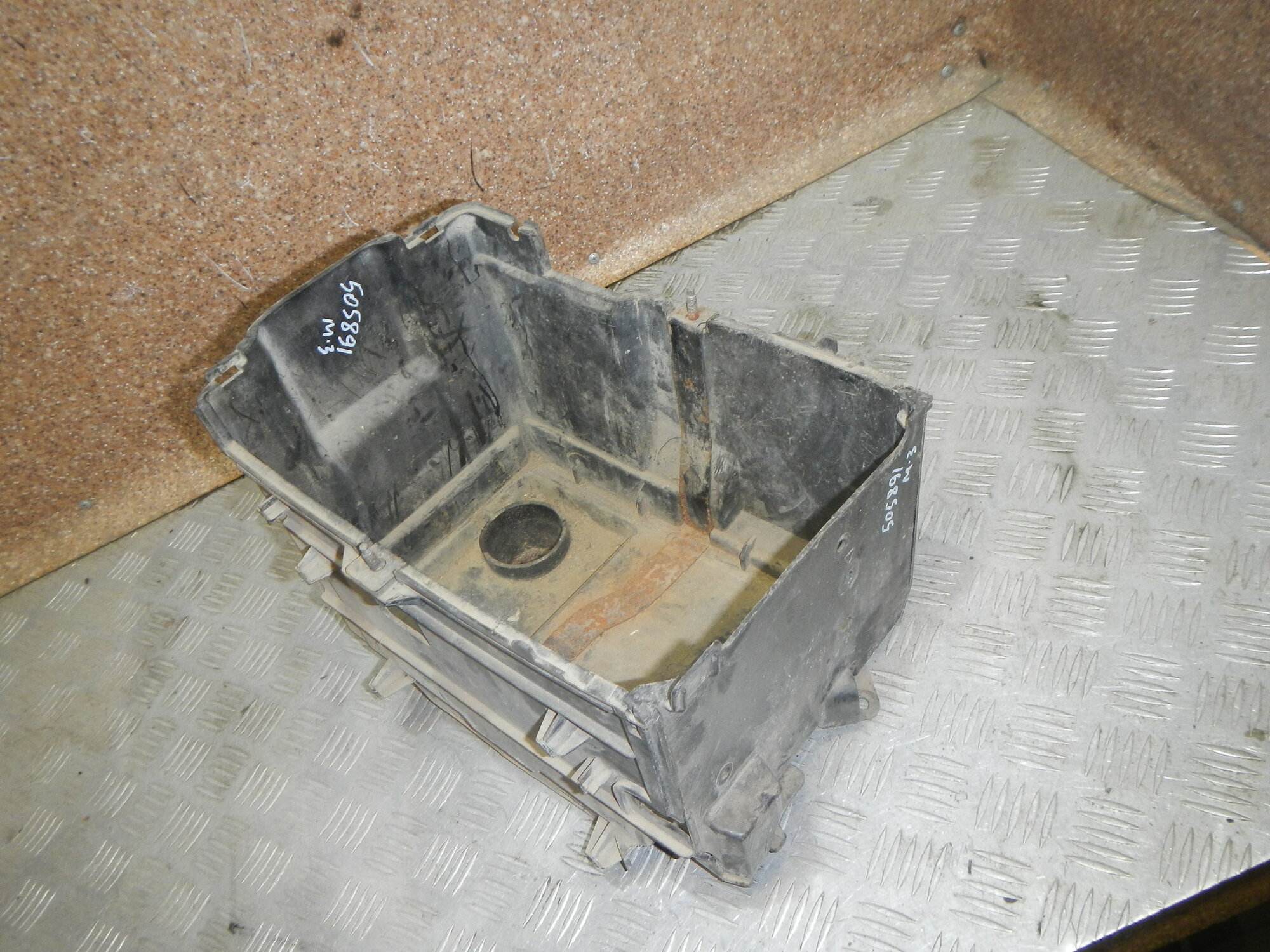 Б/У Крепление АКБ (корпус/подставка), Mazda (Мазда)-3 (BK) (02-09) MAZDA 3 (BK) (02-09) Задиры. 505891 MAZDA арт. Z60118...