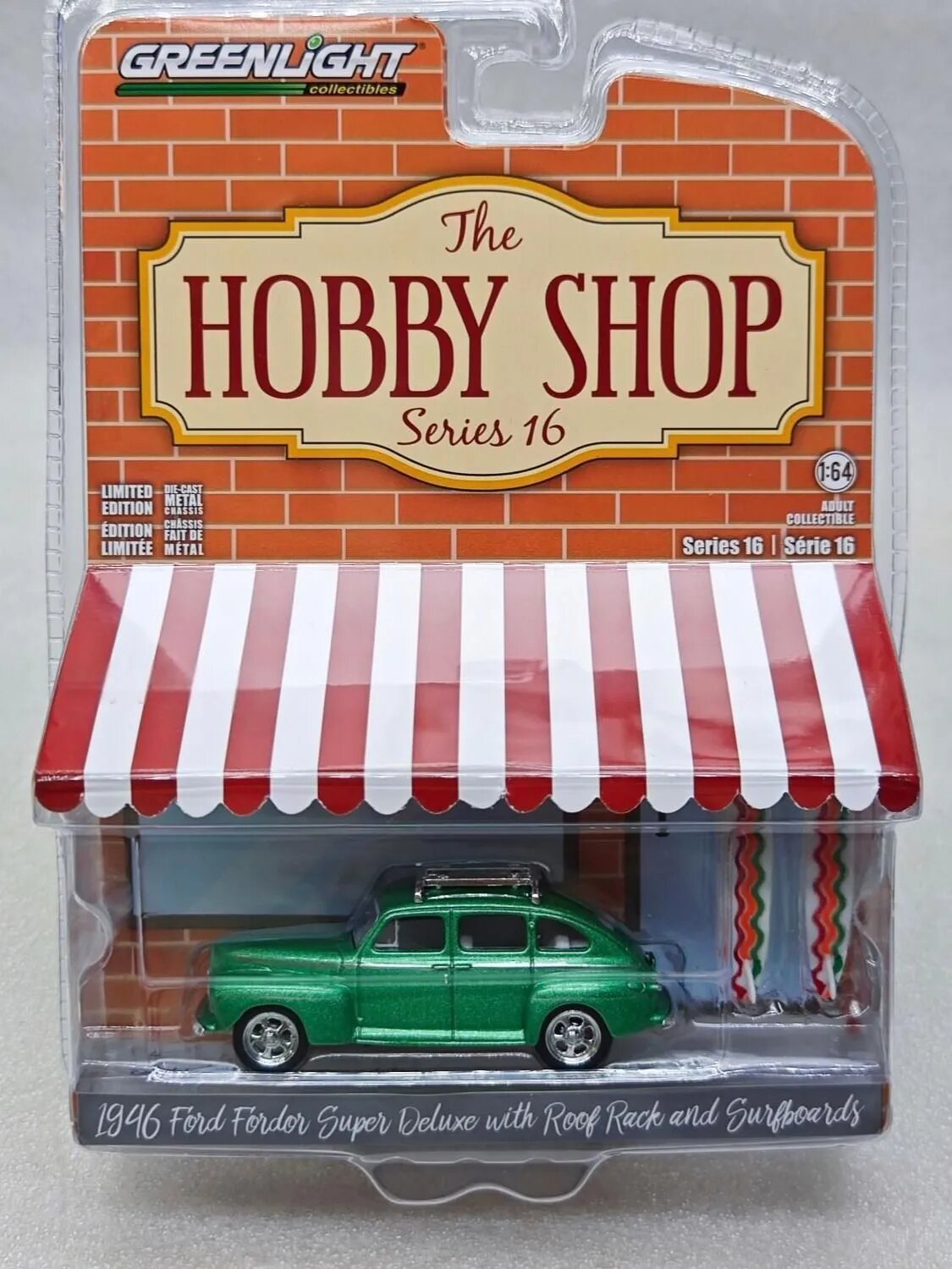 Машинка GreenLight 1/64 Hobby Shop Series 16-1946 Ford Fordor roof rack and surfboard Die-cast Alloy Car Model Collection Toy Gift