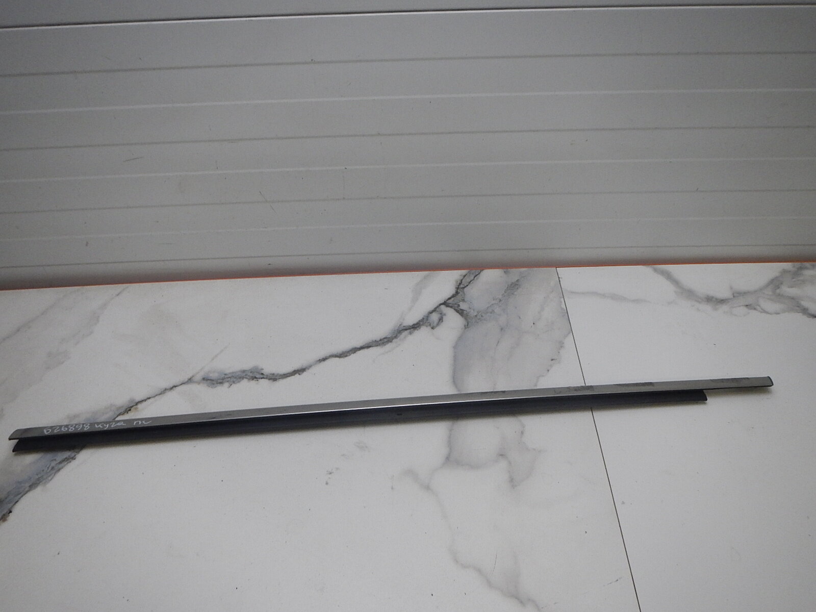 Б/У Накладка стекла переднего левого, Ford (Форд)-KUGA (13-19) FORD KUGA (13-19) Царапины. 626898 FORD арт. 5251758