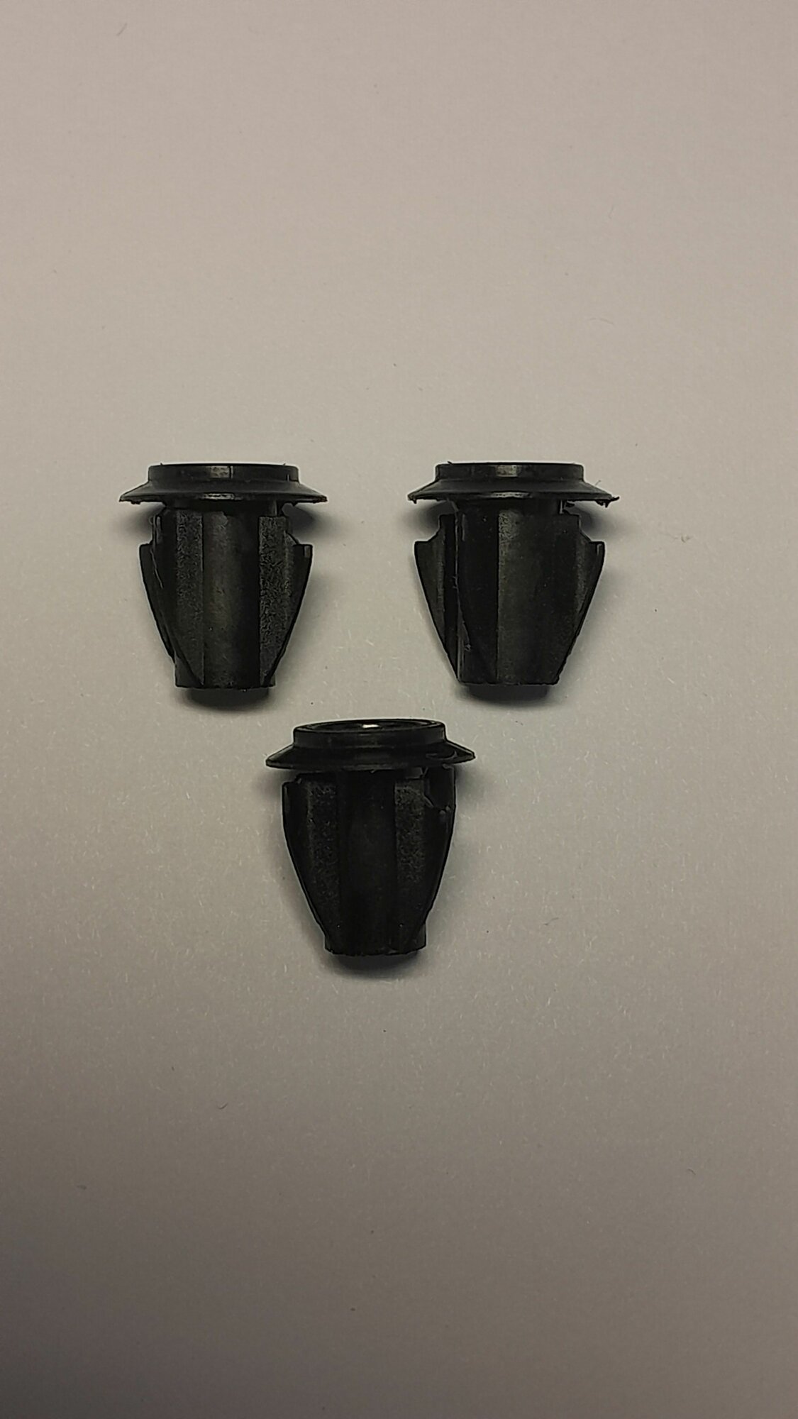 Фиксатор ( клипса ) эмблемы 3 шт. оригинал RENAULT OEM-номер 7703081212 .