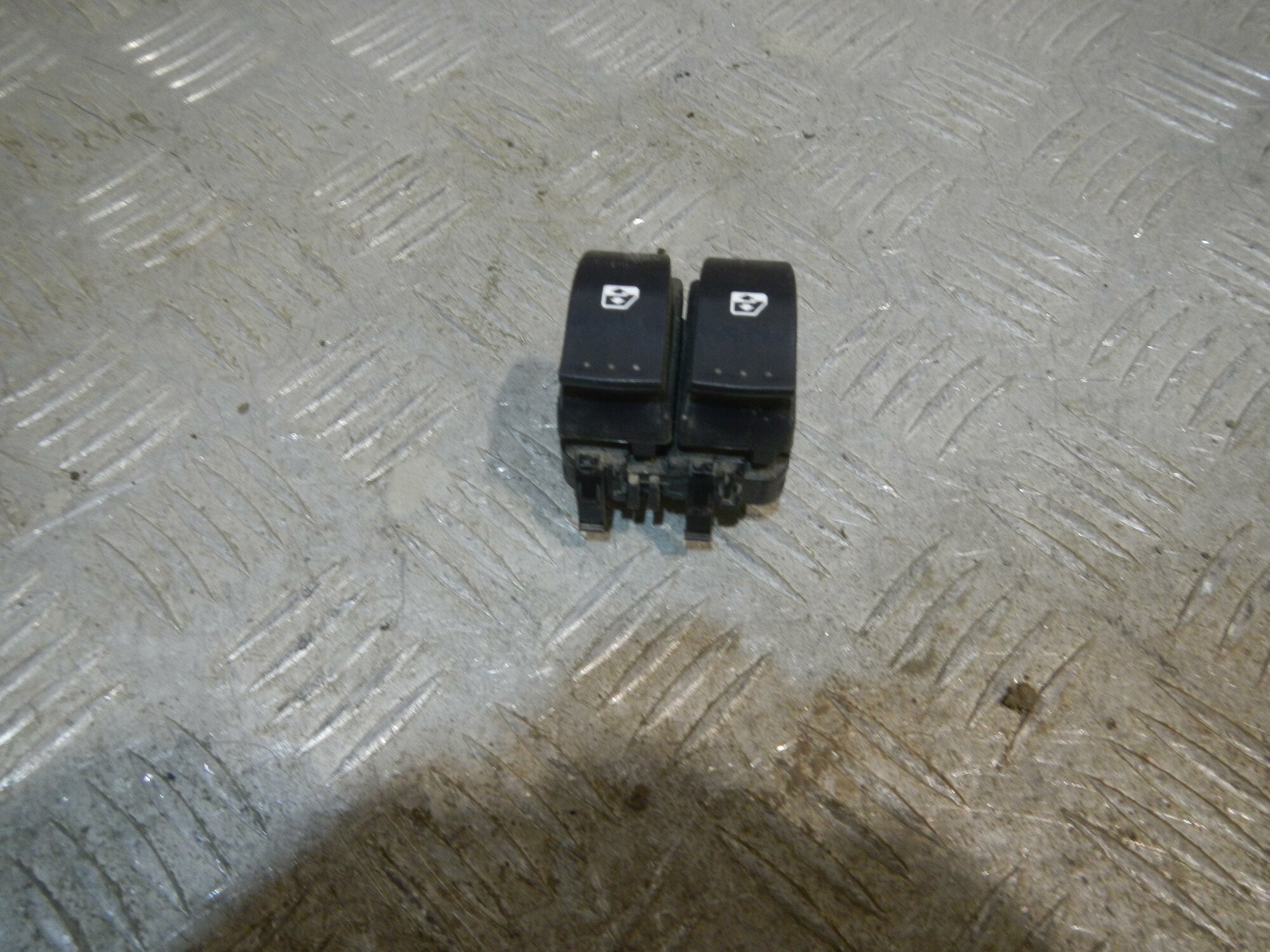 Б/У Блок управления стеклоподъемниками, Renault (Рено)-CLIO/SYMBOL (98-08) RENAULT CLIO/SYMBOL (98-08) На две двери царап...