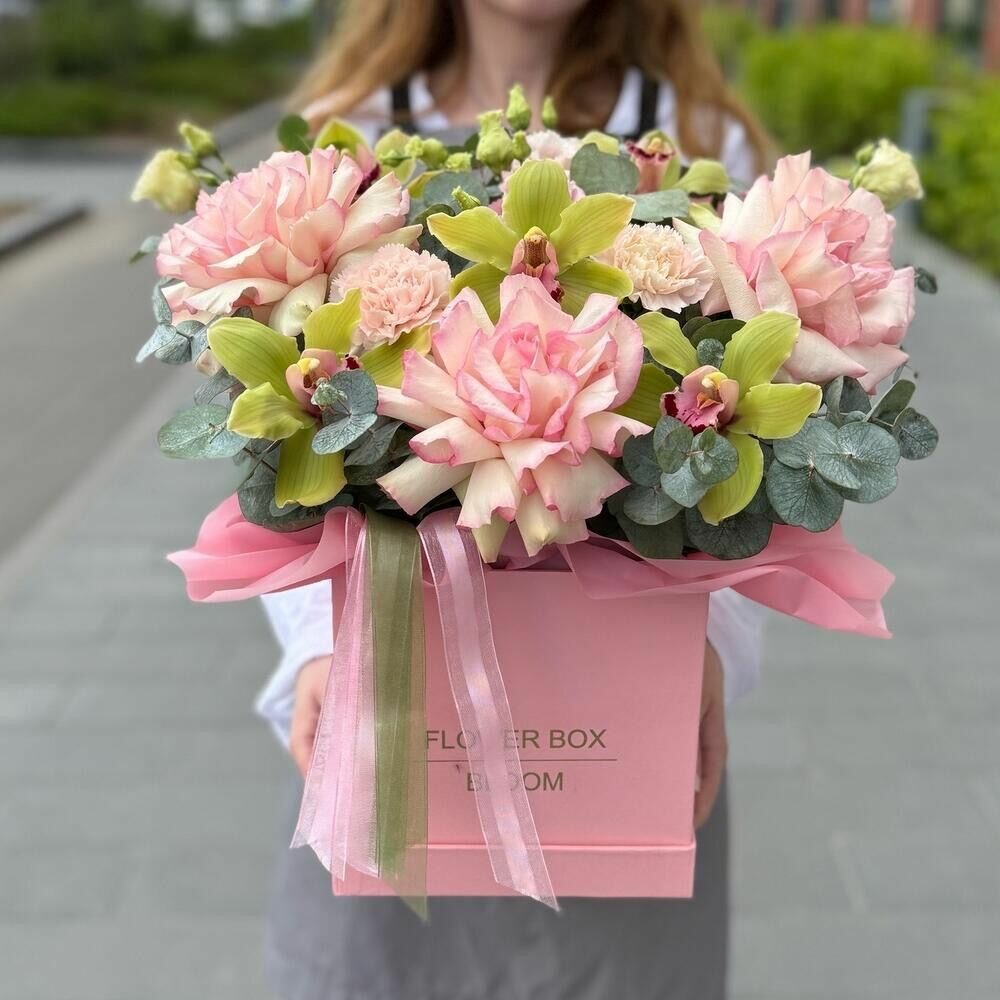 Большая коробка с французскими розами, орхидеями и эустомой